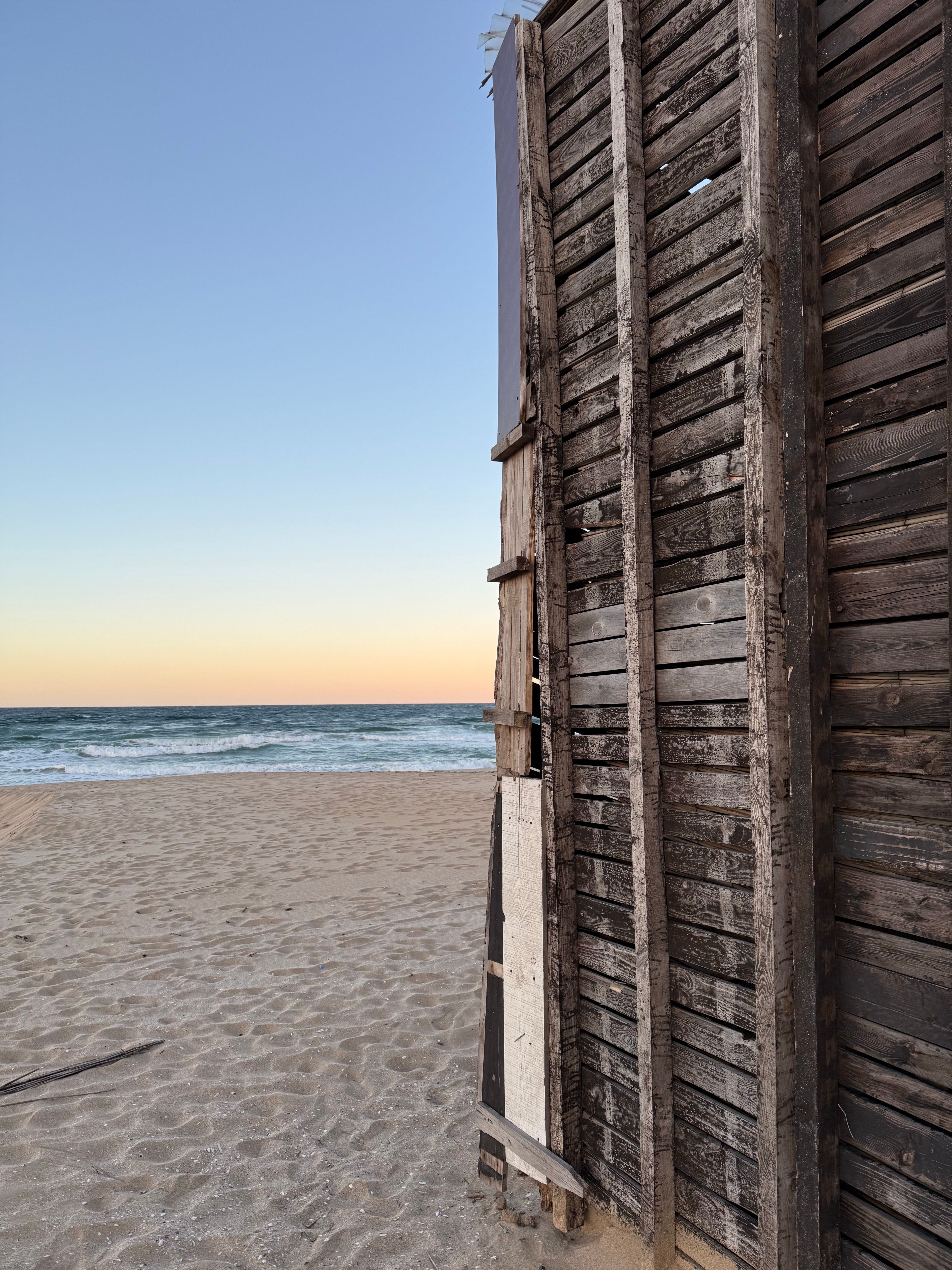 Pared Rústica De Madera Junto A La Playa Al Atardecer · Foto de stock ...