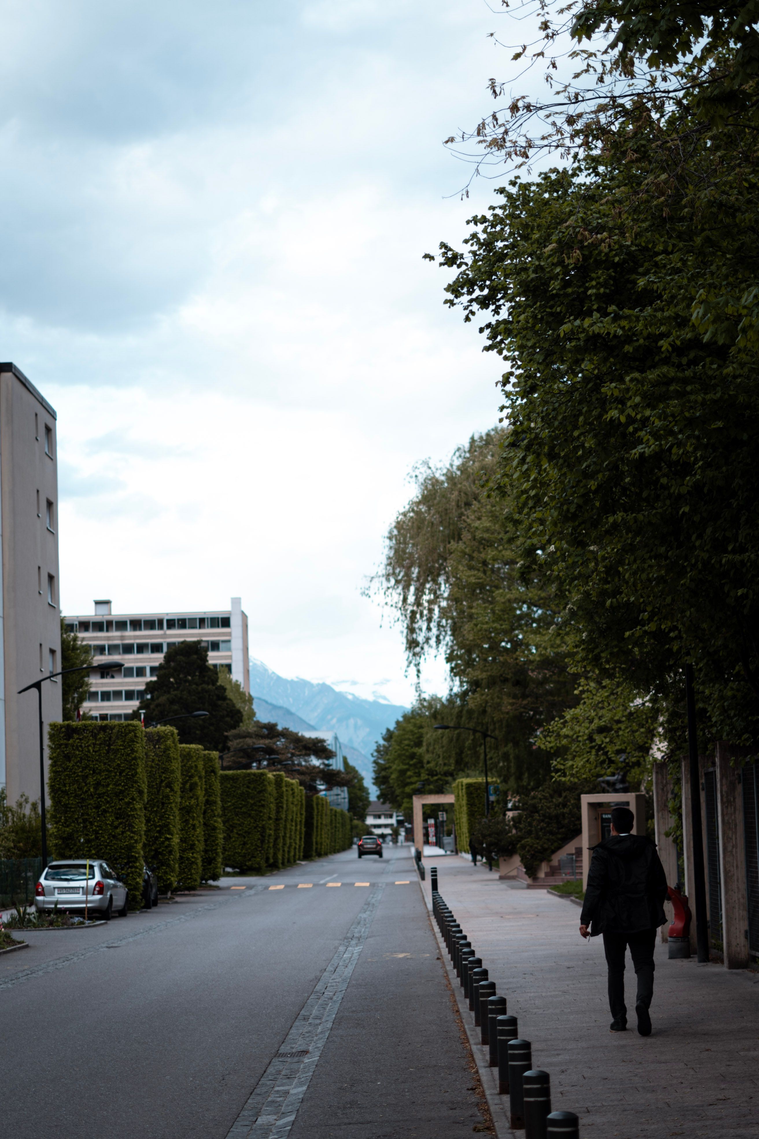 Charming Swiss Street with Mountain View · Free Stock Photo
