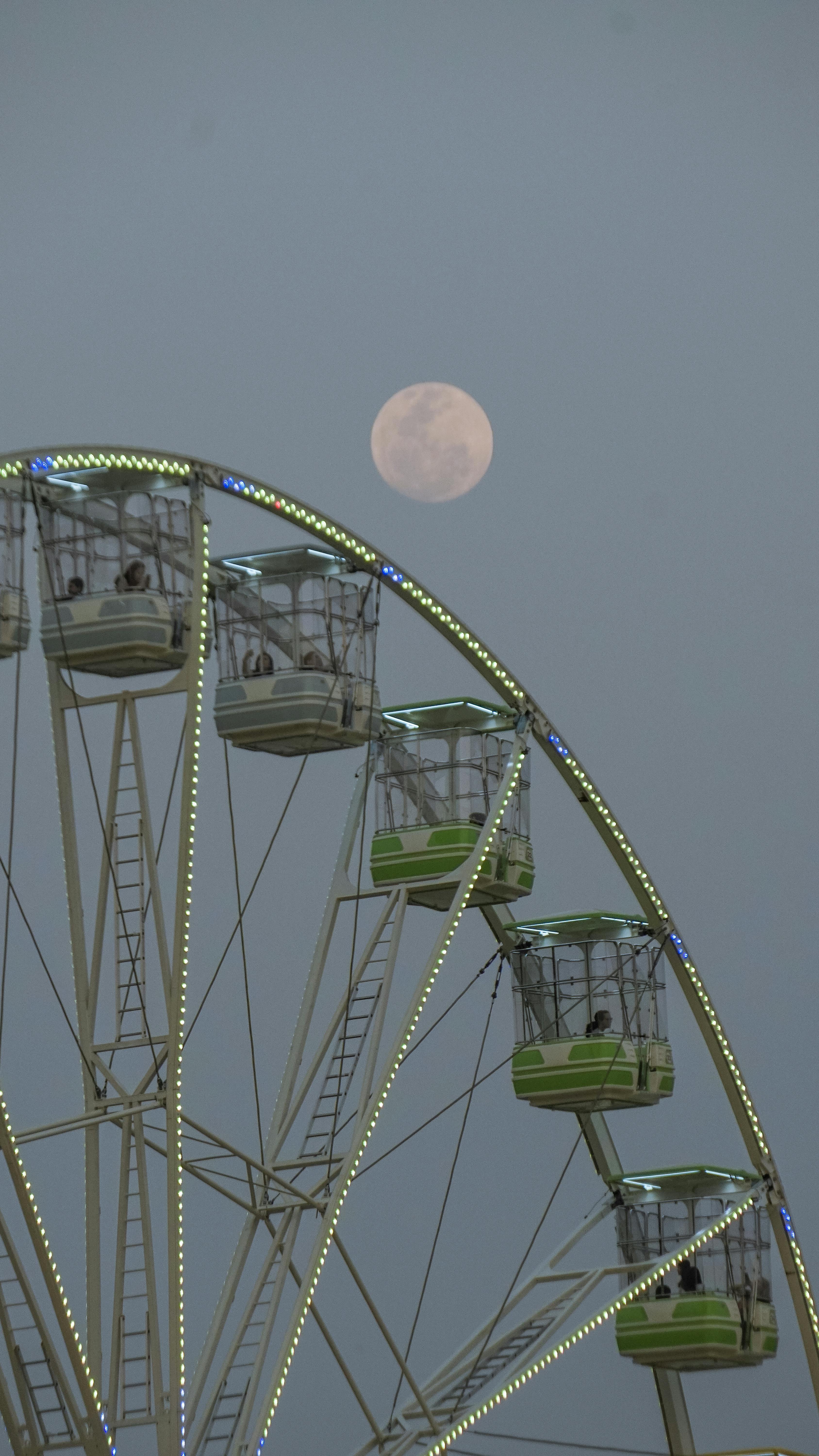 Ferris Wheel at Twilight with Full Moon · Free Stock Photo
