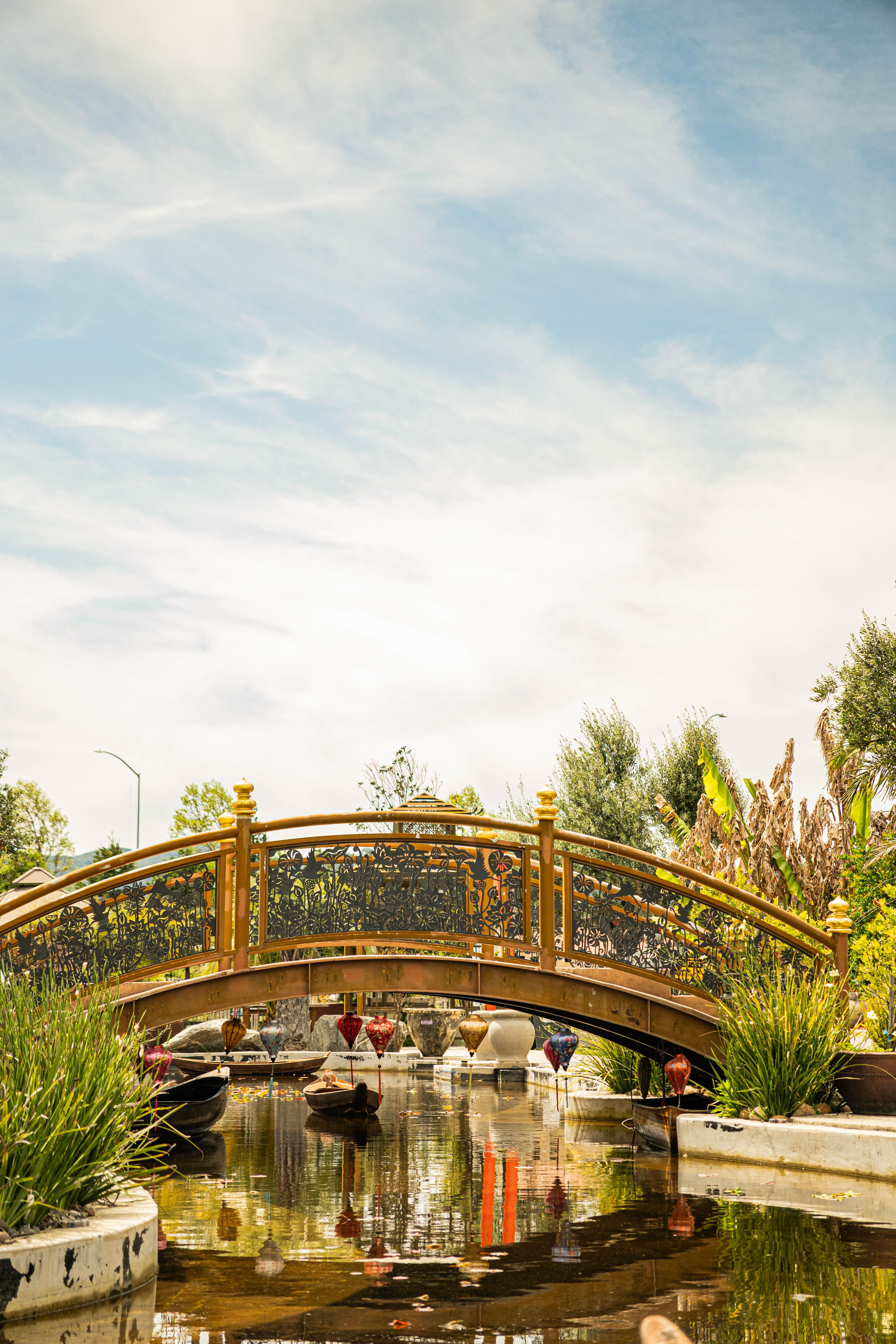 Elegant Arch Bridge Over Reflective Pond · Free Stock Photo