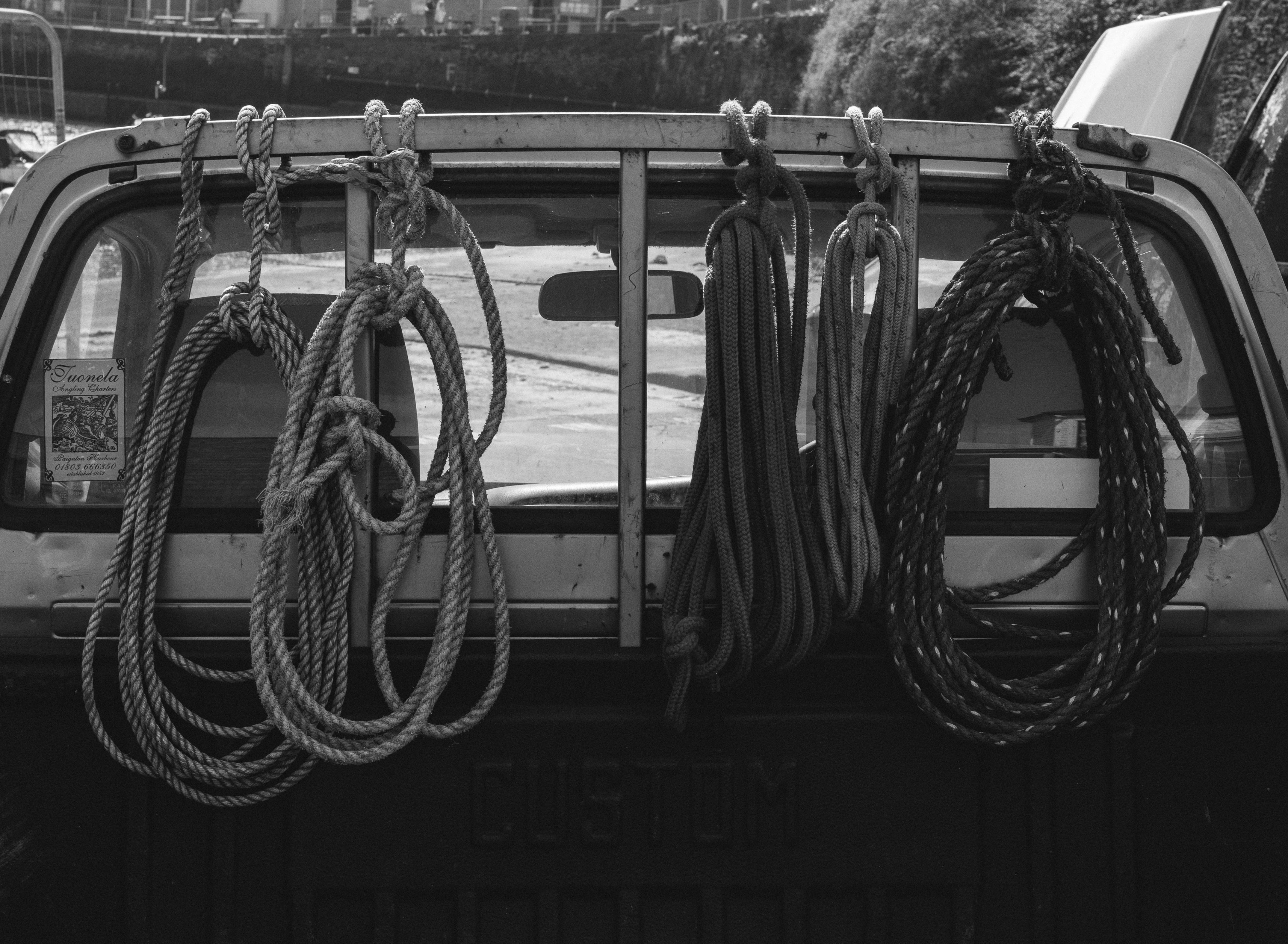 Black and White Pickup Truck Ropes Display · Free Stock Photo
