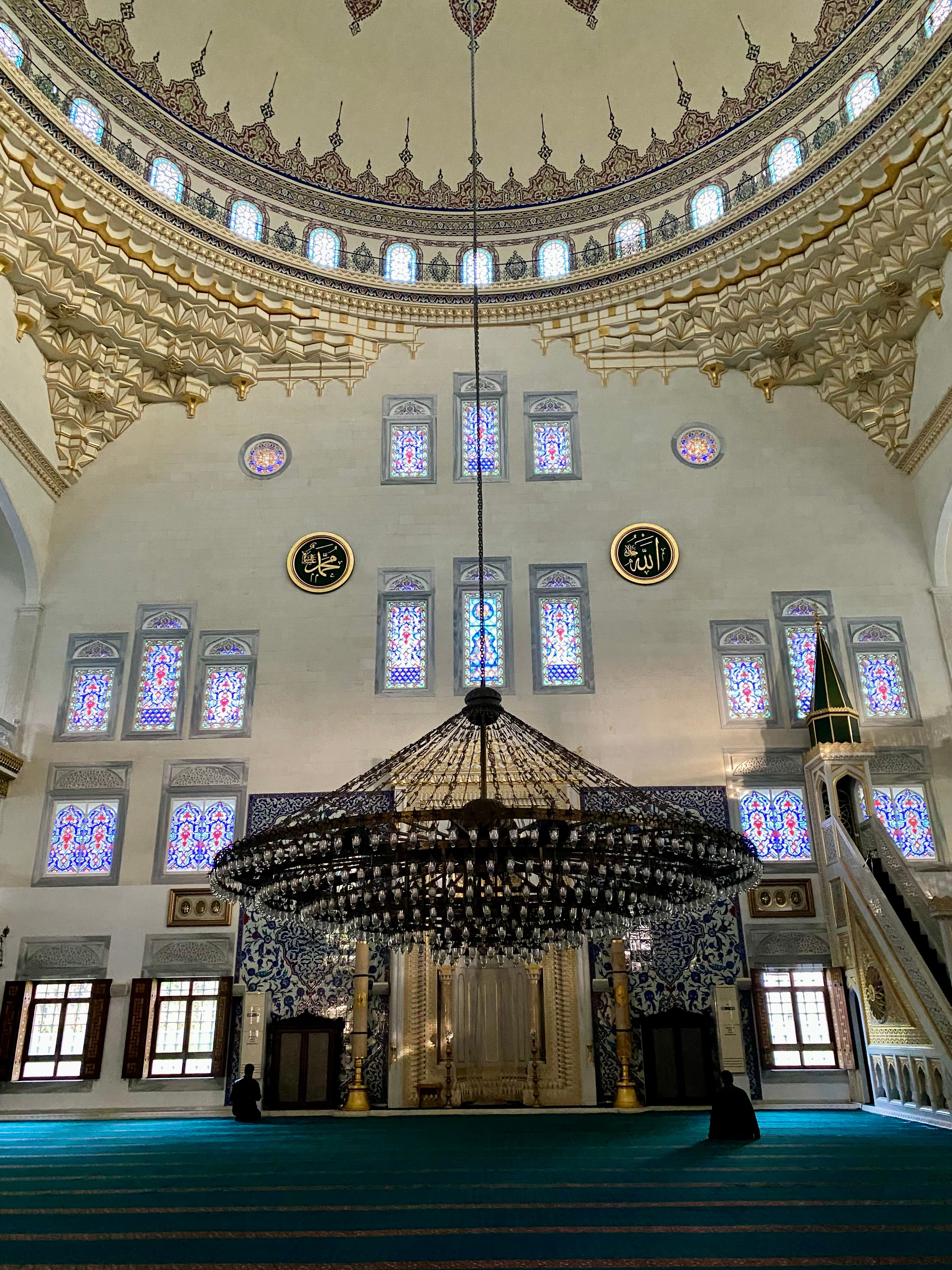 Breathtaking Interior of a Grand Mosque · Free Stock Photo