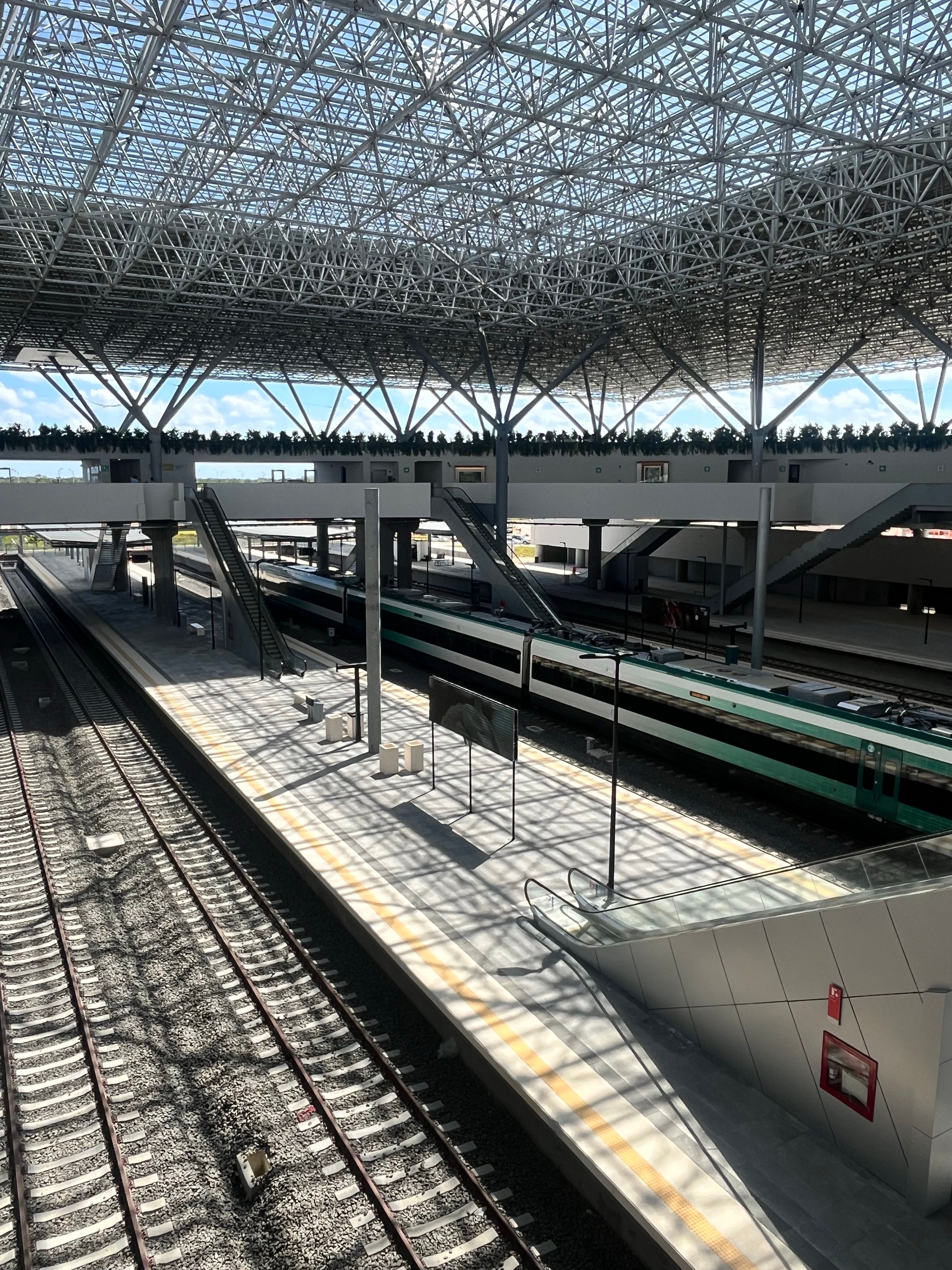 Stasiun Kereta API Modern Dengan Struktur Atap Baja · Foto Stok Gratis