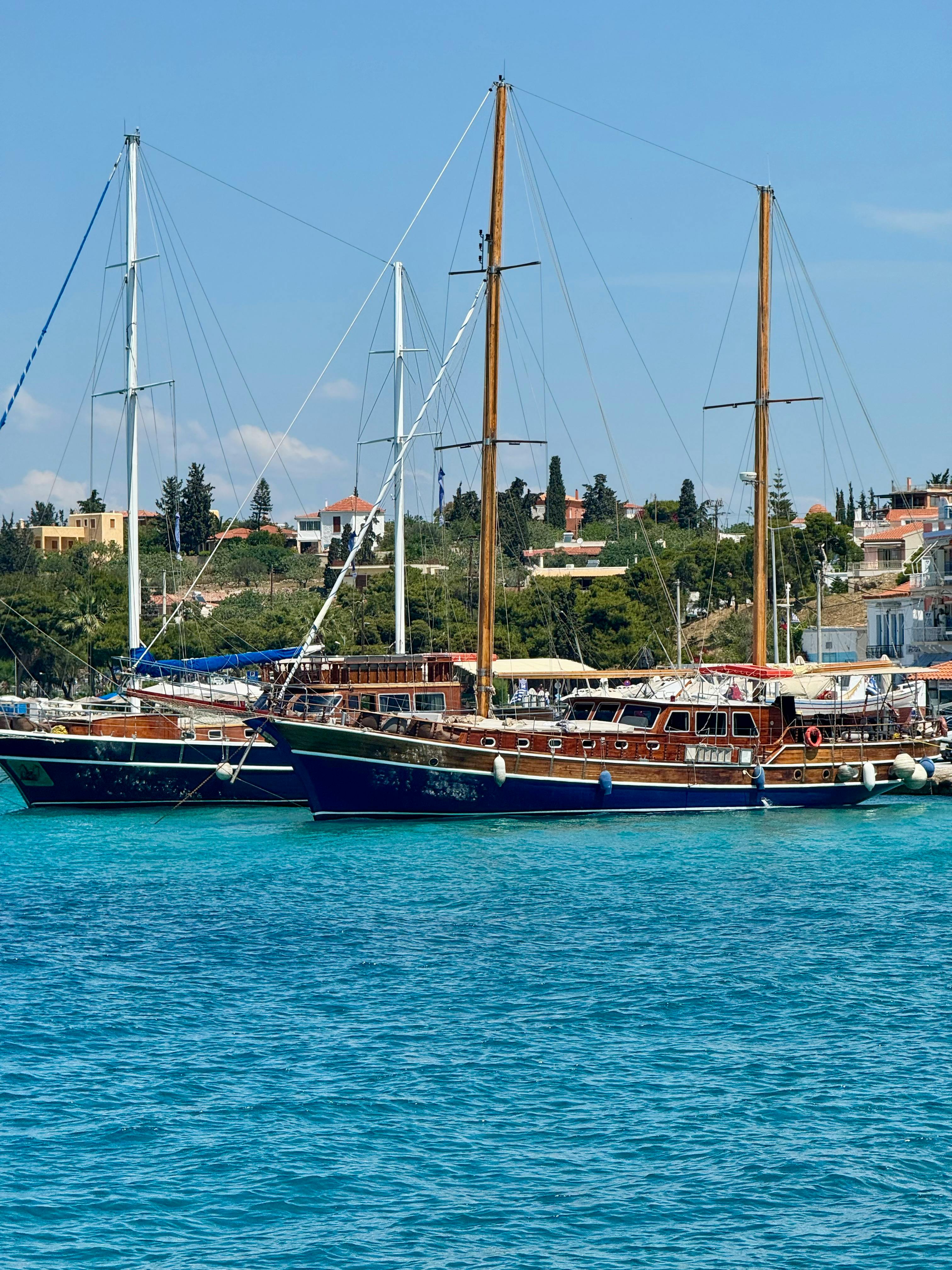 Elegantes Barcos De Madera Atracados En Aguas Turquesas · Foto de stock ...
