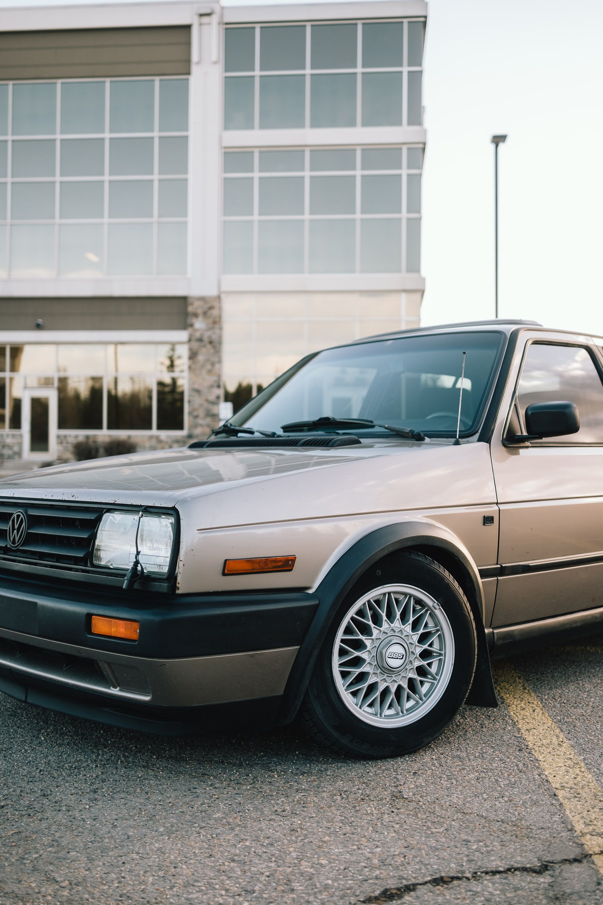 Volkswagen Jetta Clásico En Un Entorno Urbano · Foto de stock gratuita