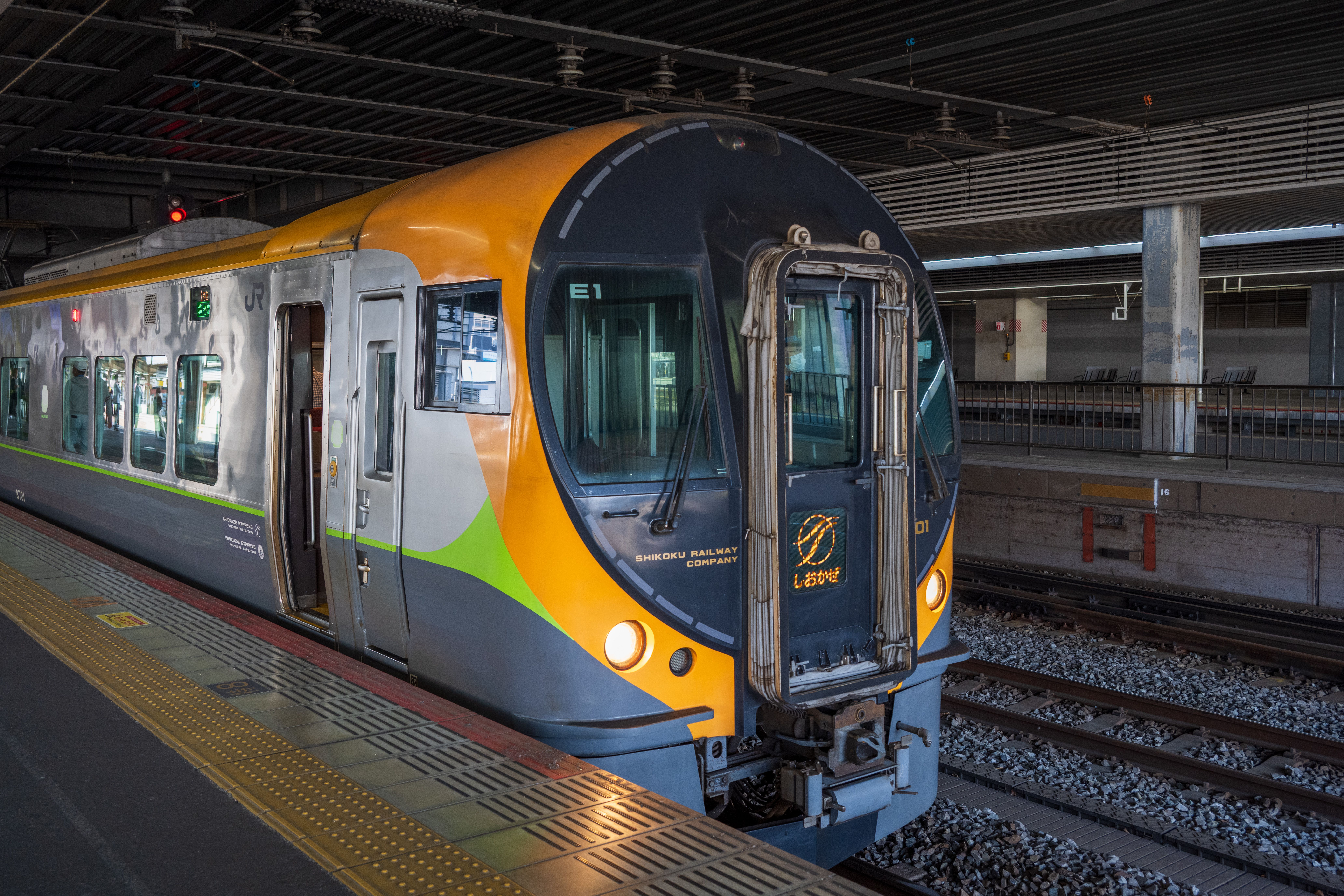 Yamanote Line Train at Tokyo Station Platform · Free Stock Photo