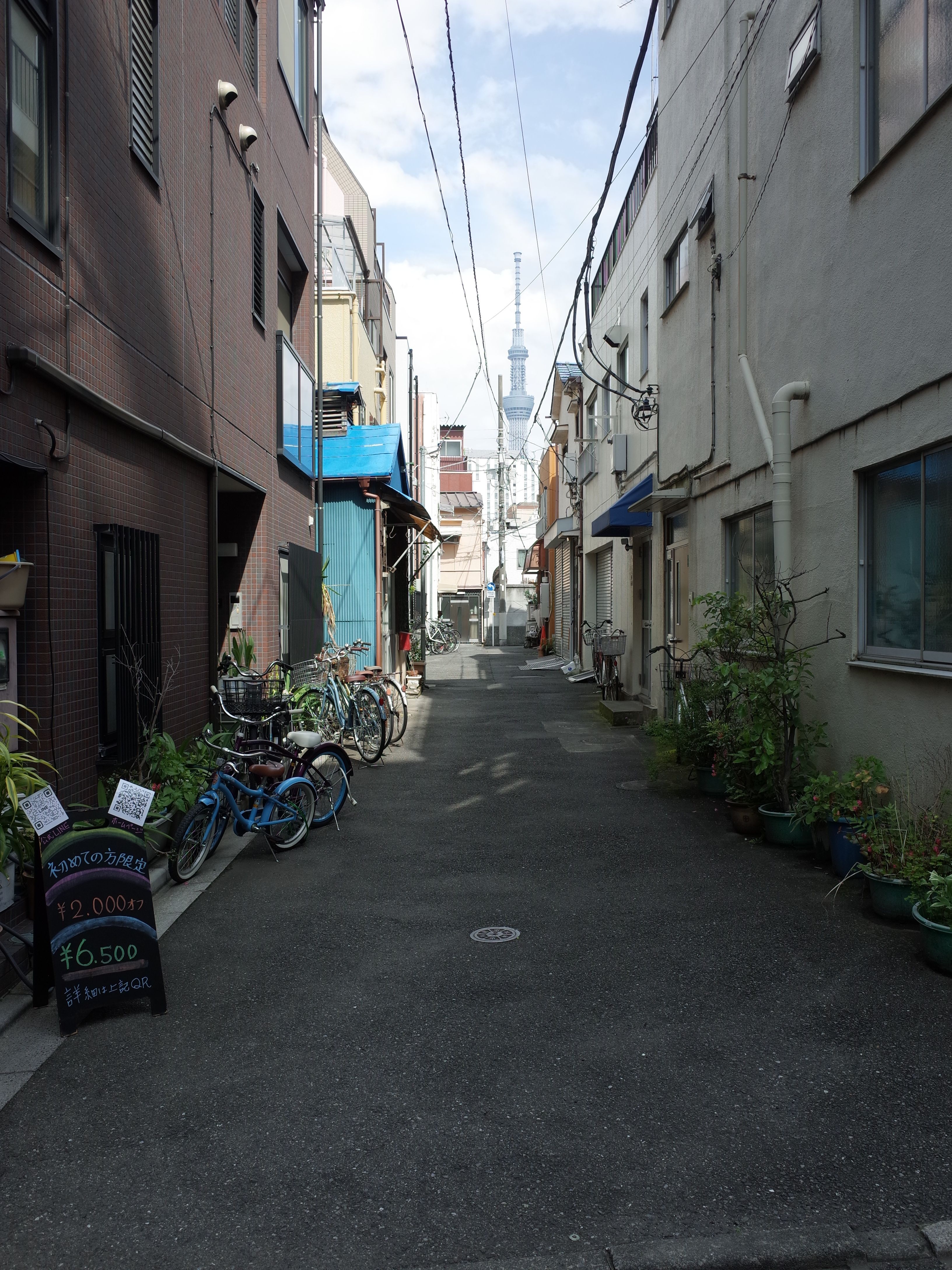 Charming Tokyo Alleyway with Skytree View · Free Stock Photo