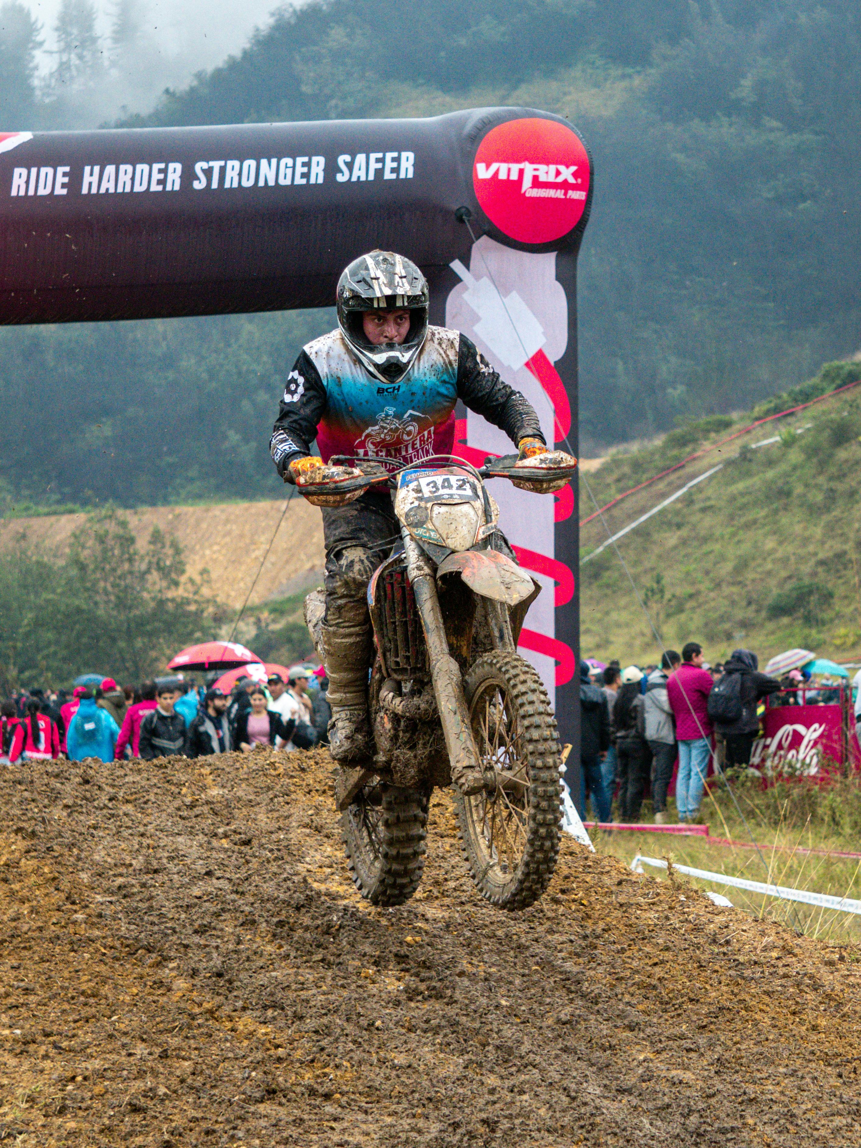 Intense Off-Road Dirt Bike Race Competition · Free Stock Photo