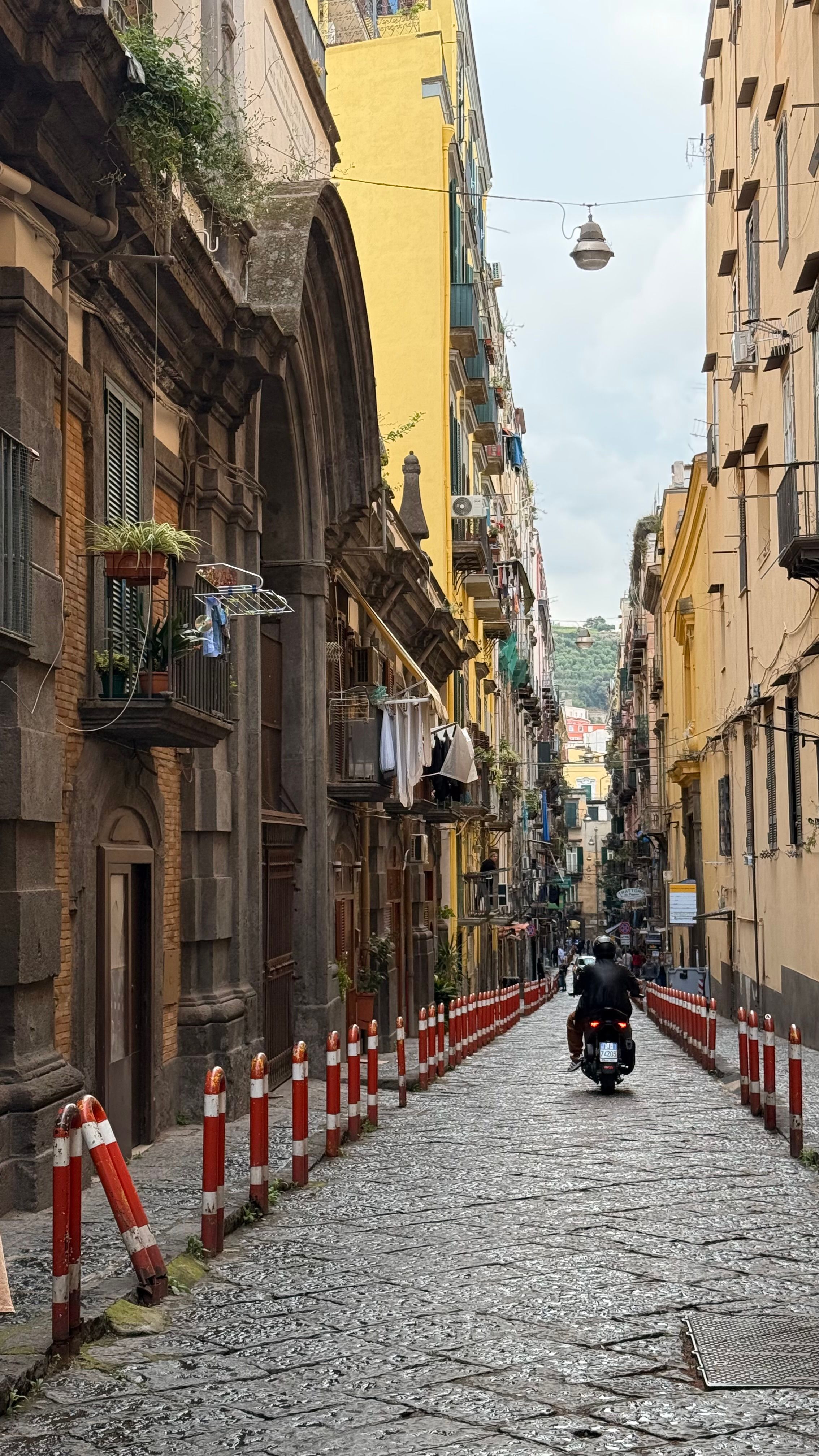 Charming Narrow Street in Historic Italian City · Free Stock Photo