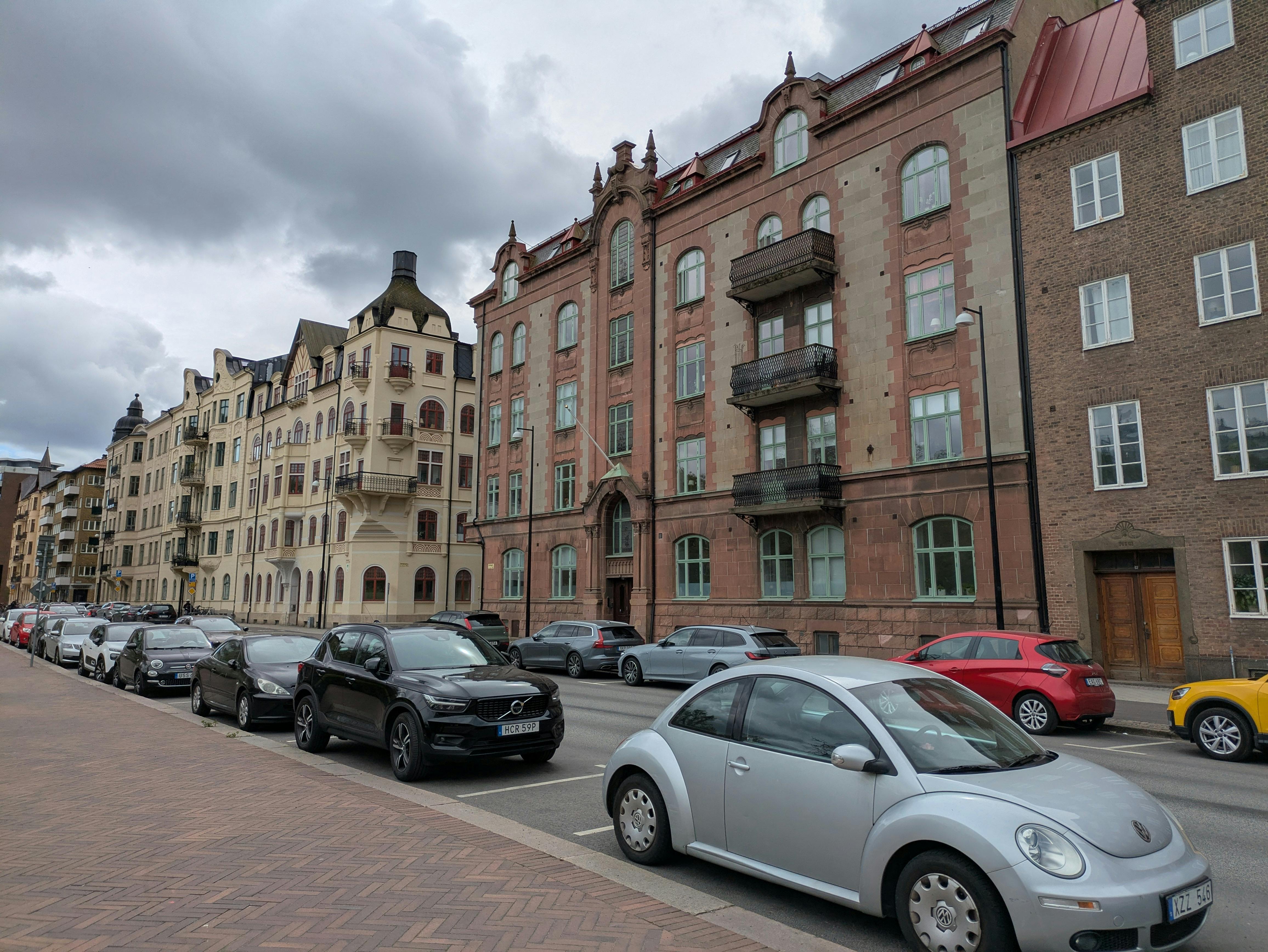 European Street View with Historic Architecture · Free Stock Photo