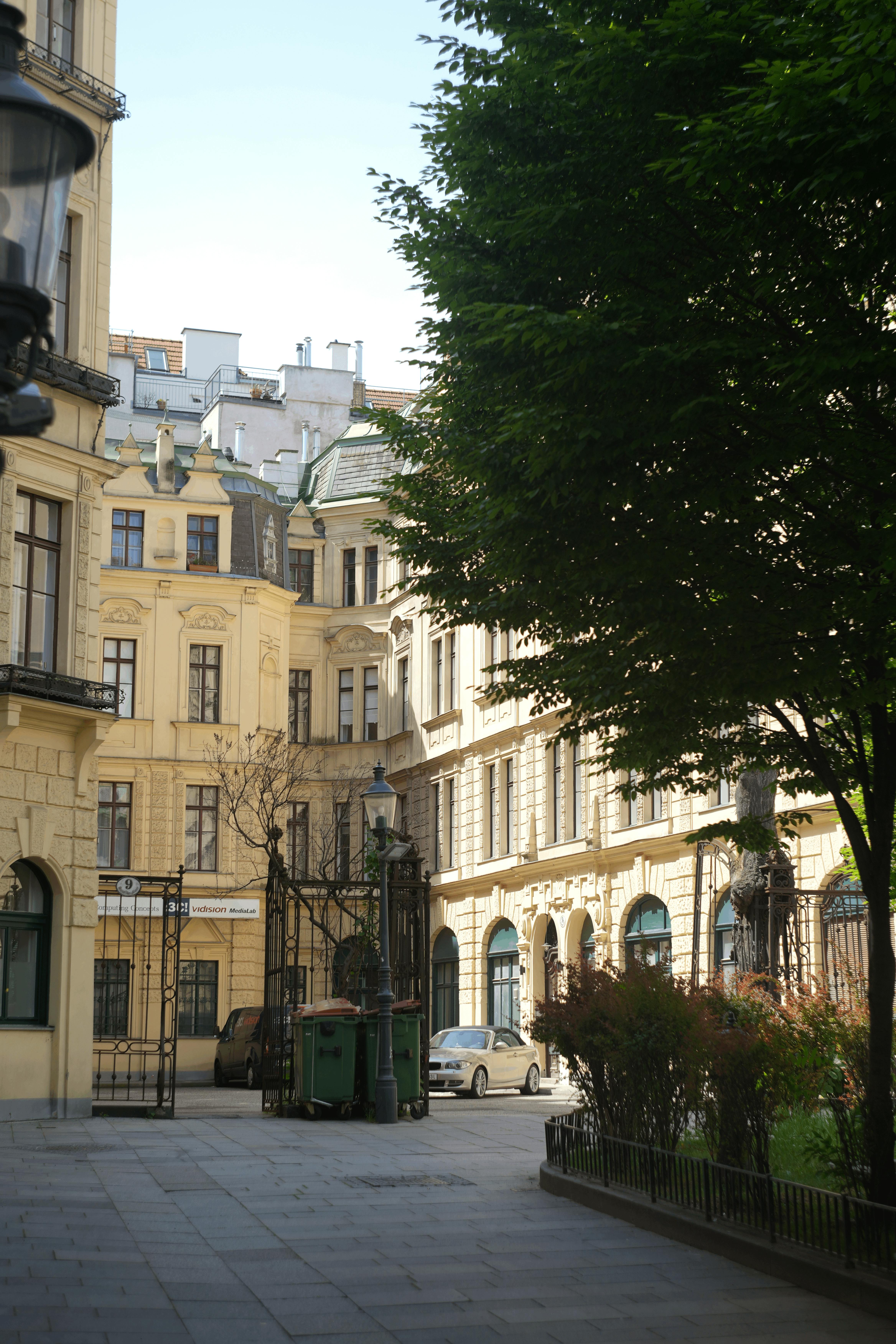 Charming Vienna Alley with Historic Architecture · Free Stock Photo
