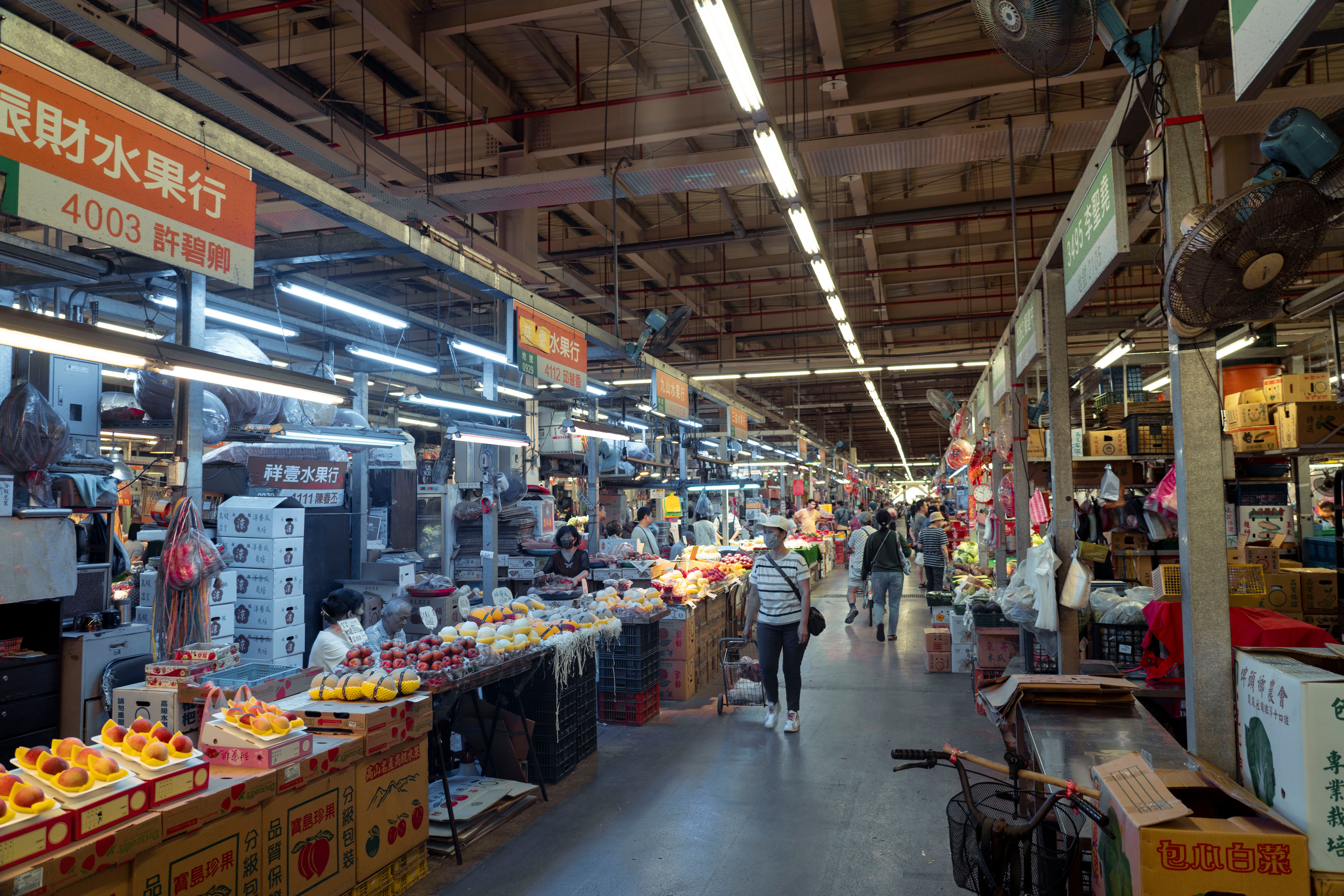Bustling Asian Indoor Market with Fresh Produce · Free Stock Photo