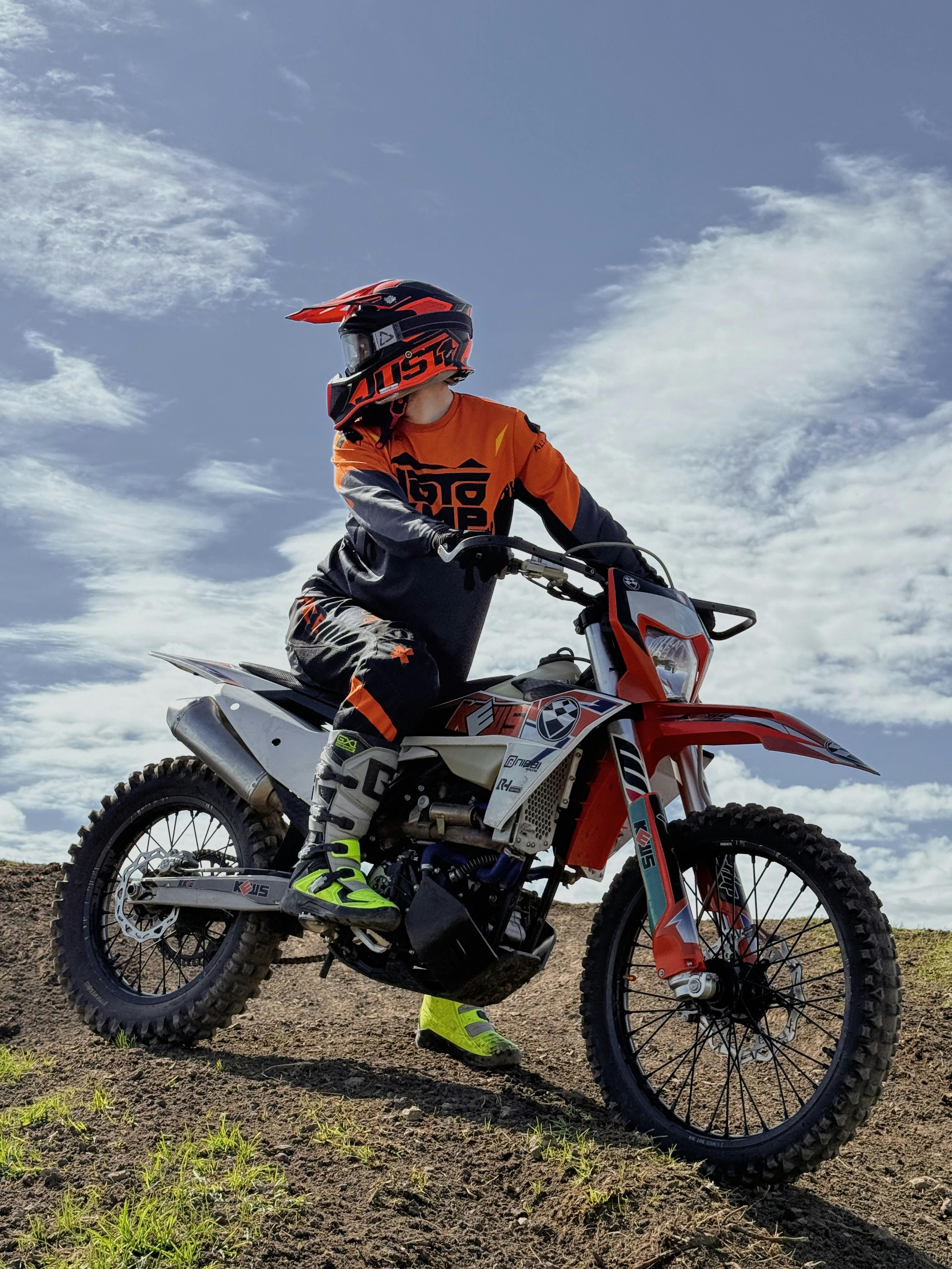 Motociclista En Moto De Cross En Acción Al Aire Libre · Foto de stock ...
