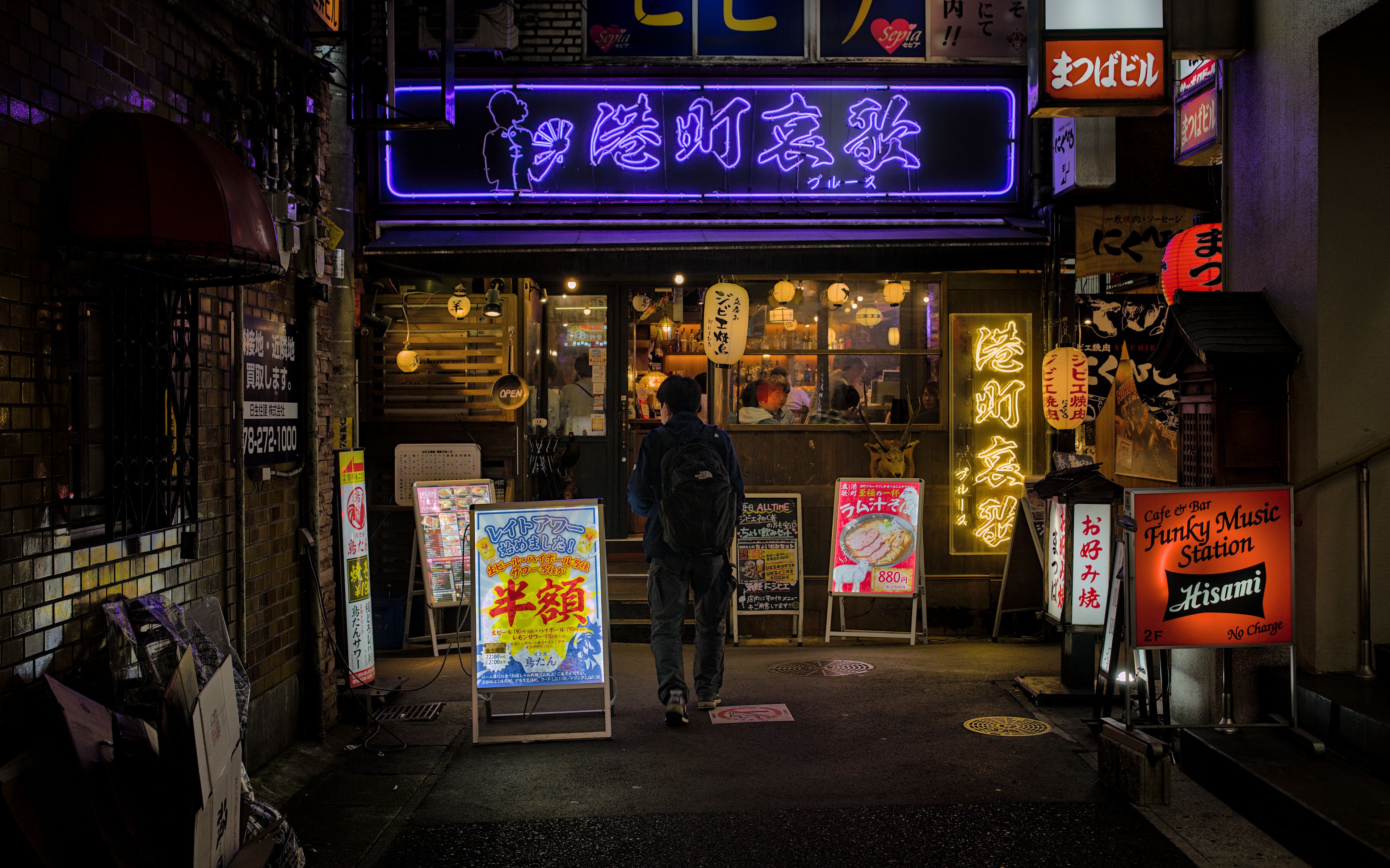 Nighttime Alley in Kyoto with Lanterns and Vending Machines · Free ...