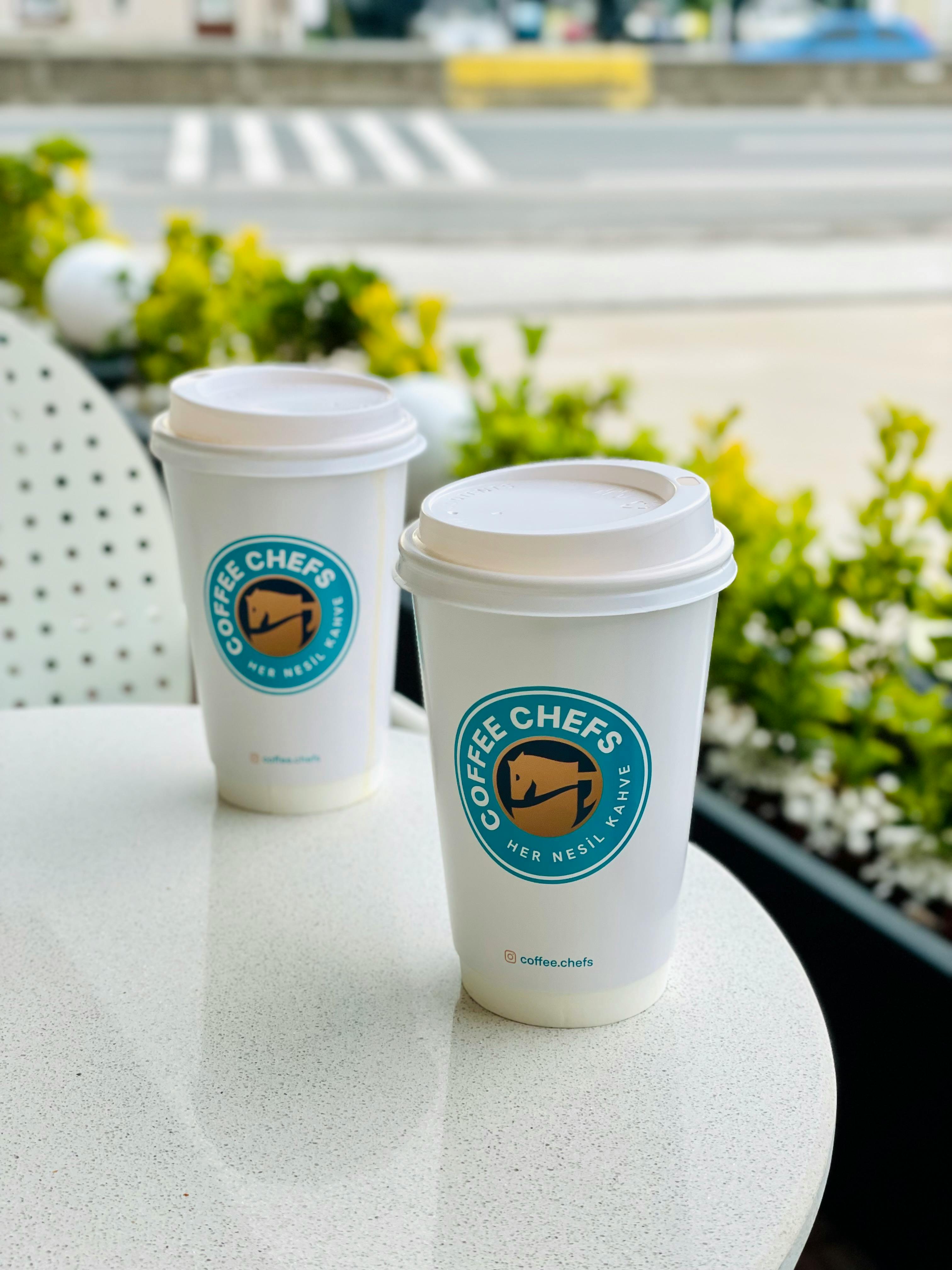 Tasses à Café à Emporter Sur Une Table D'extérieur · Photo gratuite