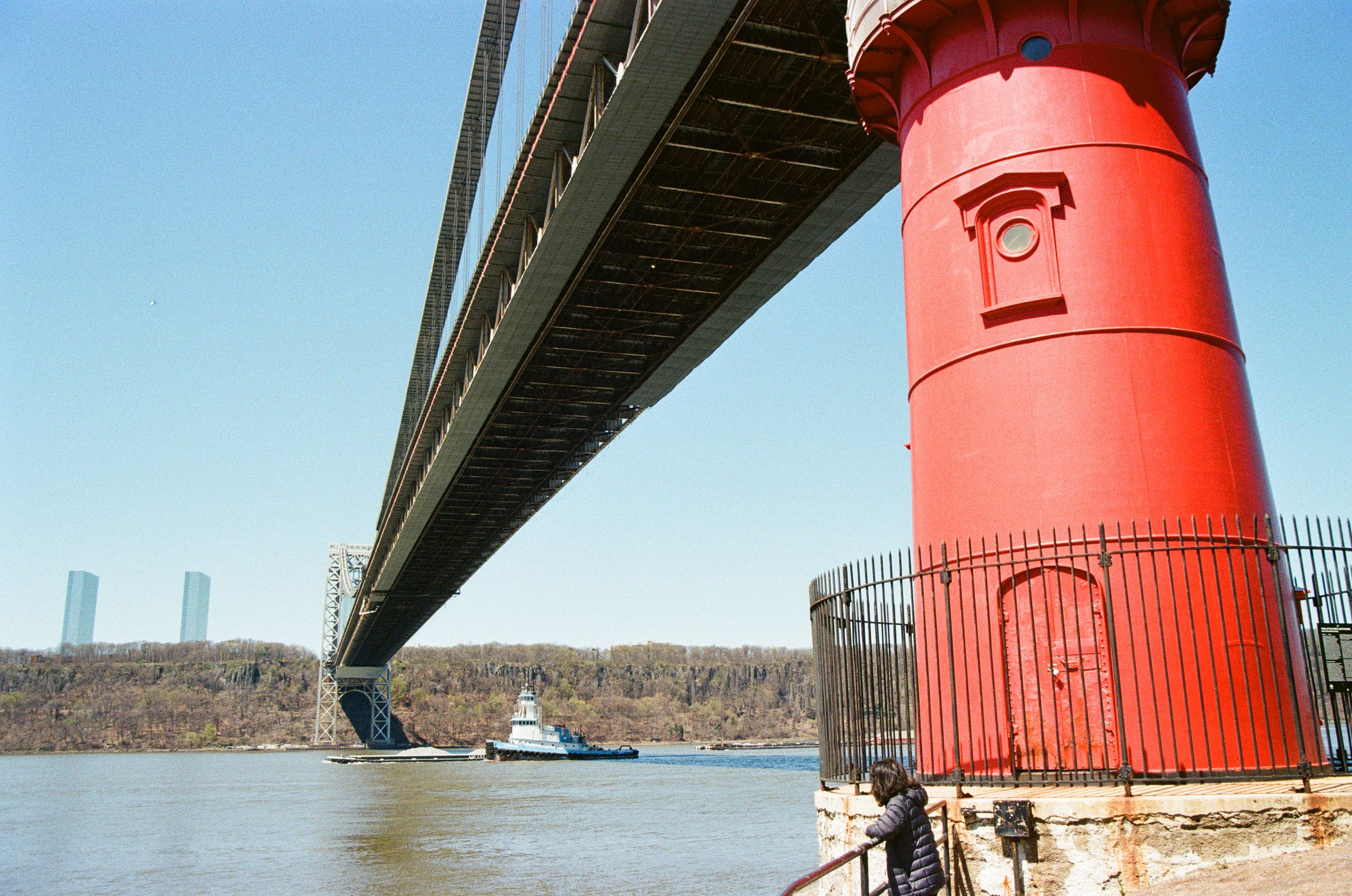 El Icónico Faro Rojo Bajo El Puente George Washington · Foto de stock ...