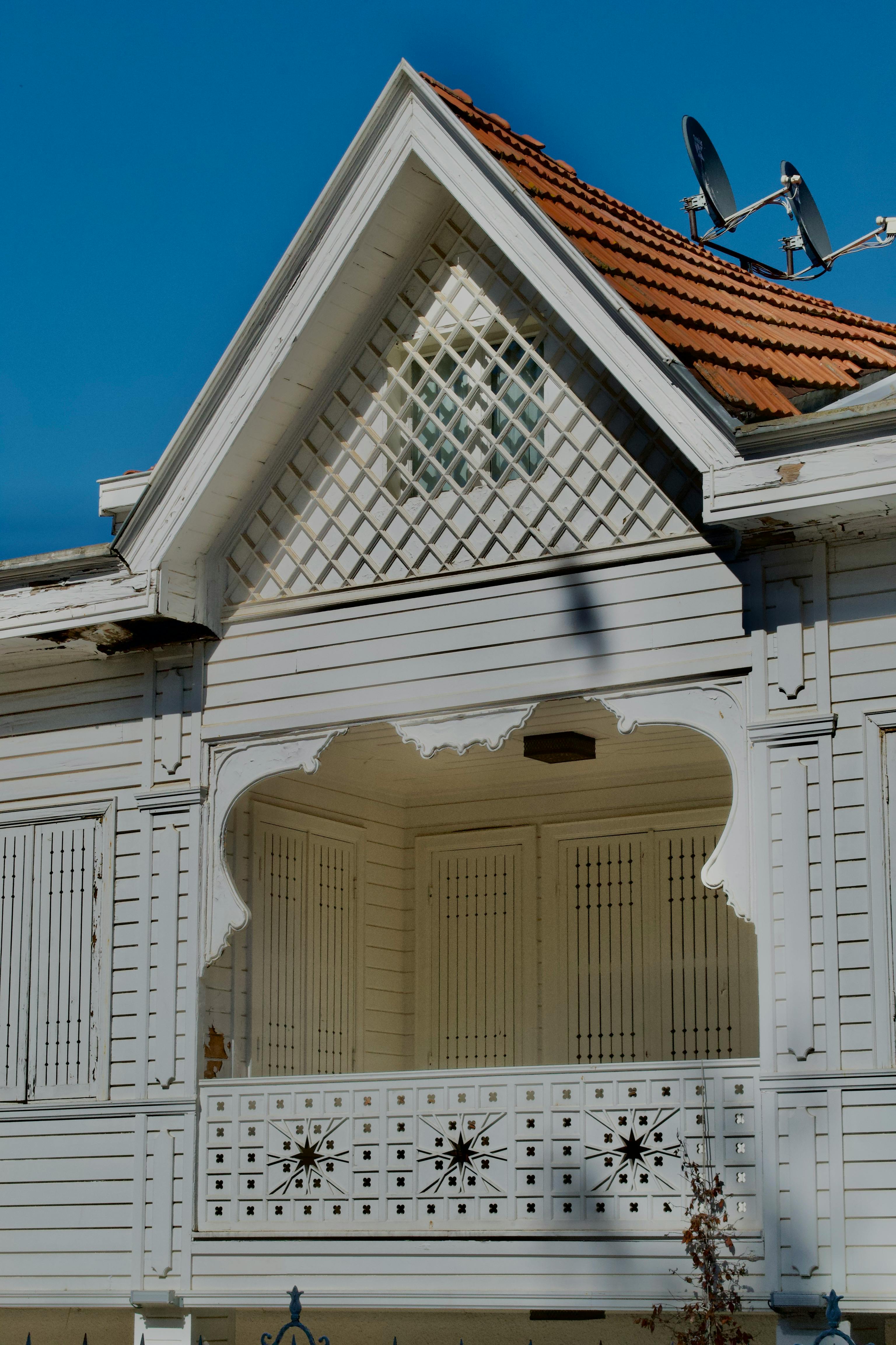Vintage Wooden House with Decorative Lattice · Free Stock Photo
