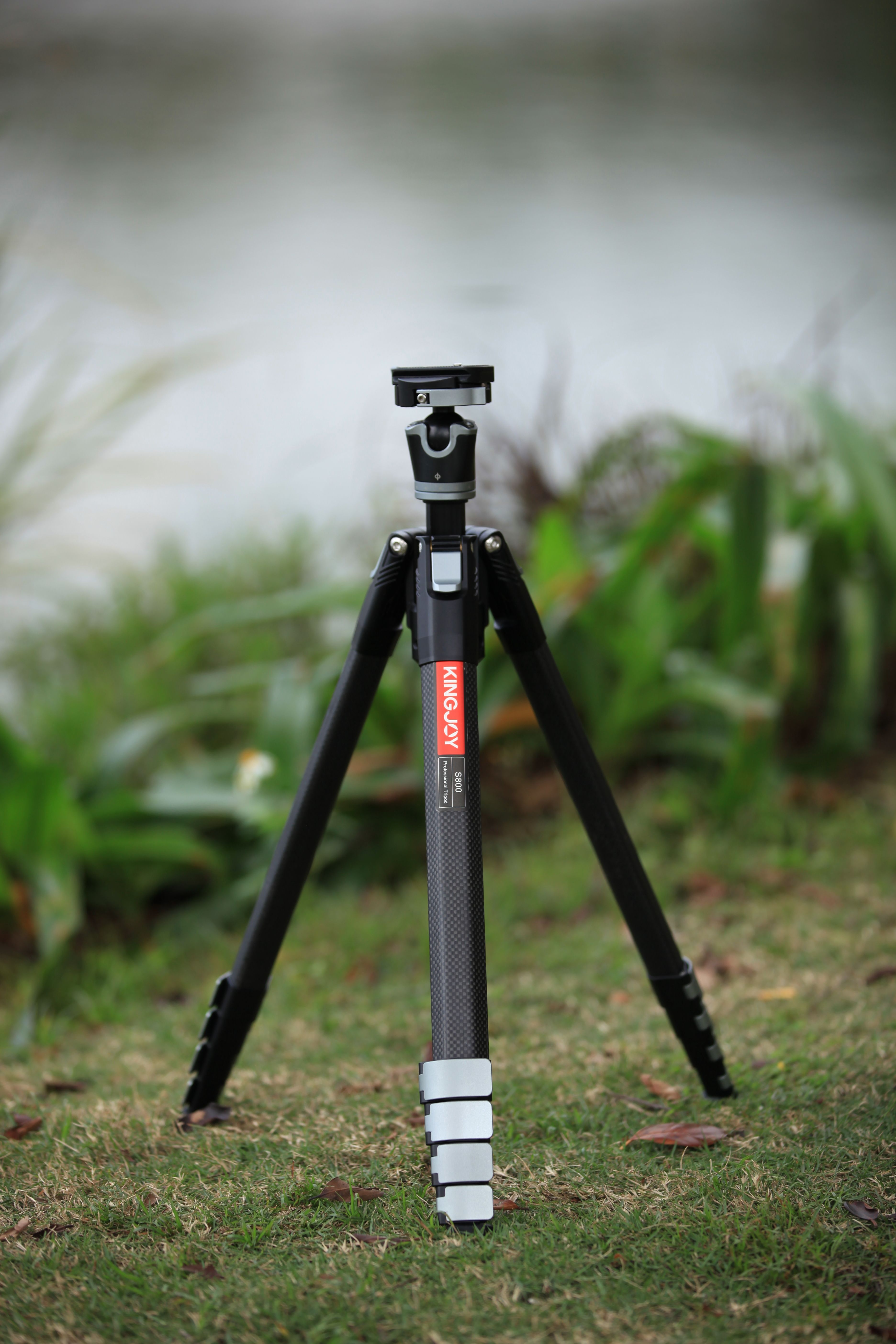 High-Quality Outdoor Tripod on Grass · Free Stock Photo