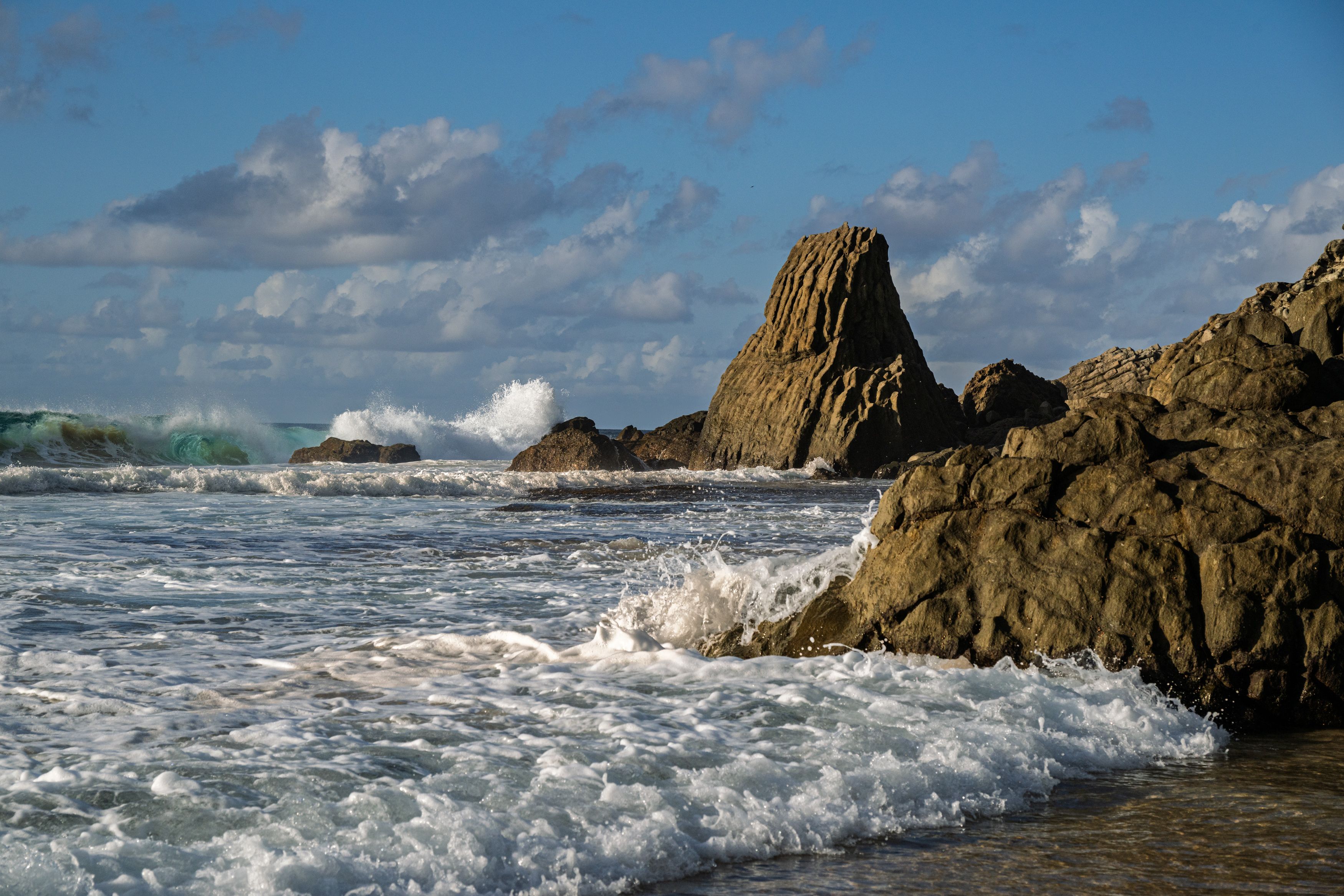 Espectaculares Rocas Costeras En Praia Dos Carneiros · Foto de stock ...
