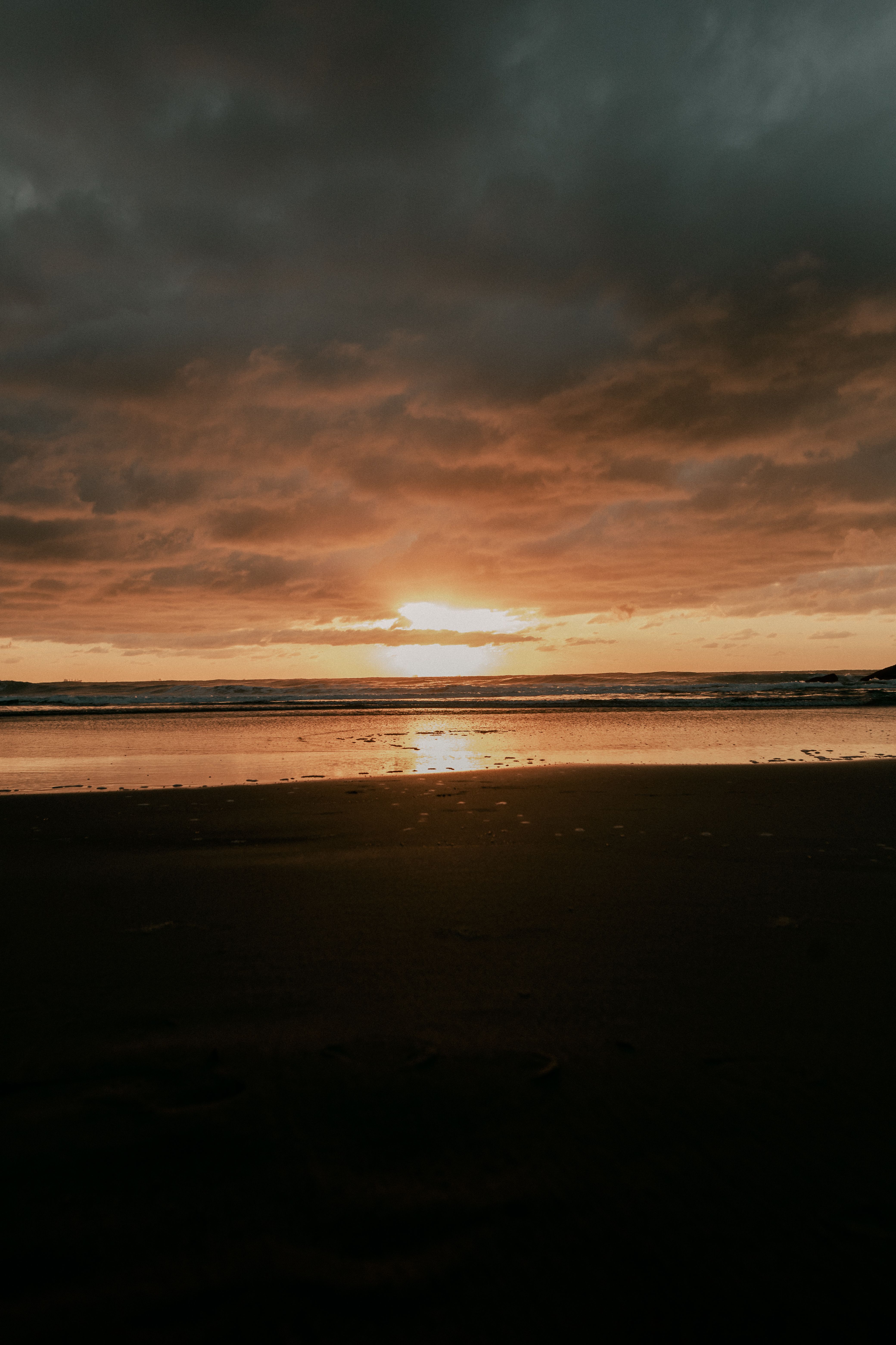 Espectacular Atardecer En La Playa Con Mar En Calma Y Reflejos · Foto ...