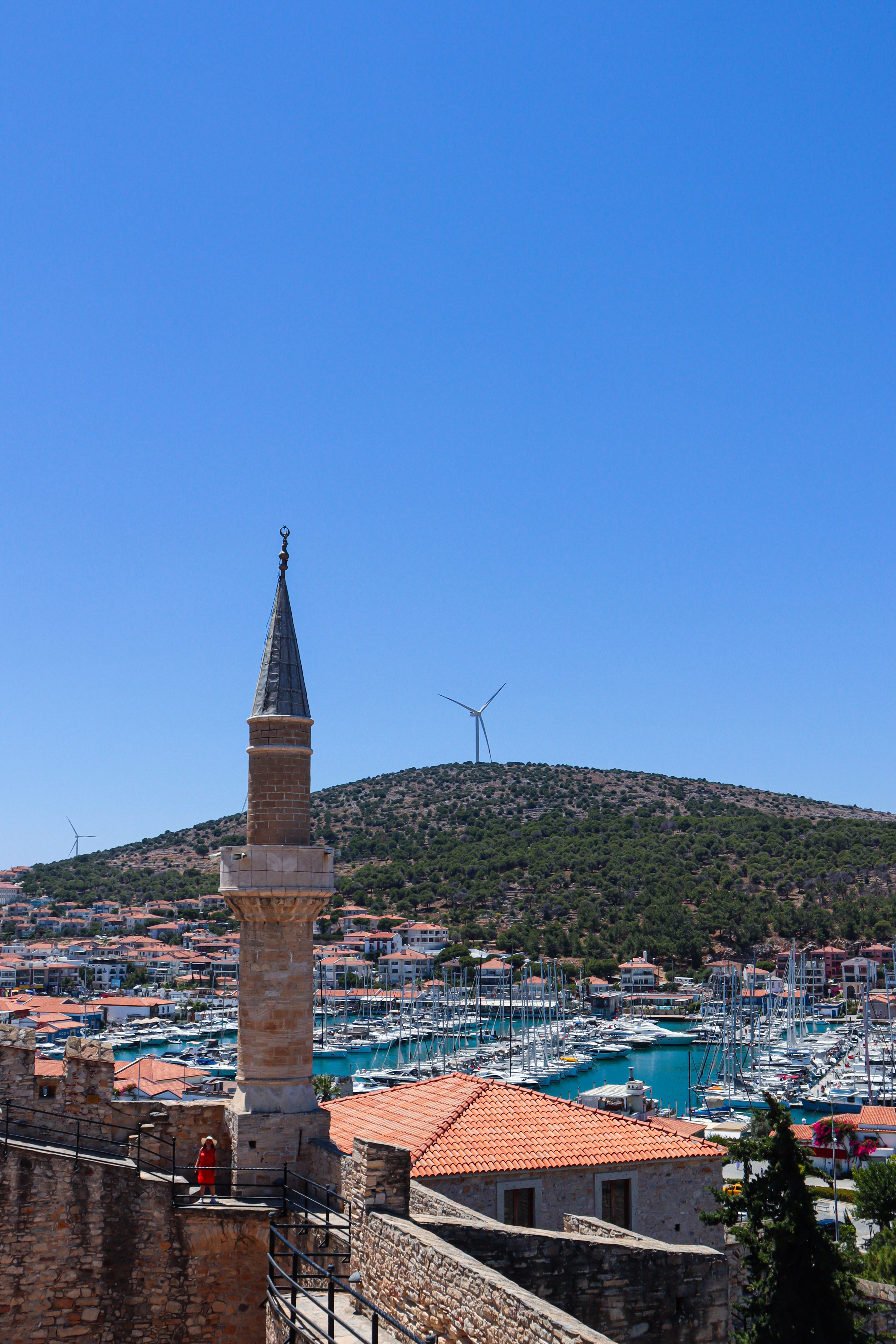 Scenic View of Çeşme Marina and Mosque Minaret · Free Stock Photo