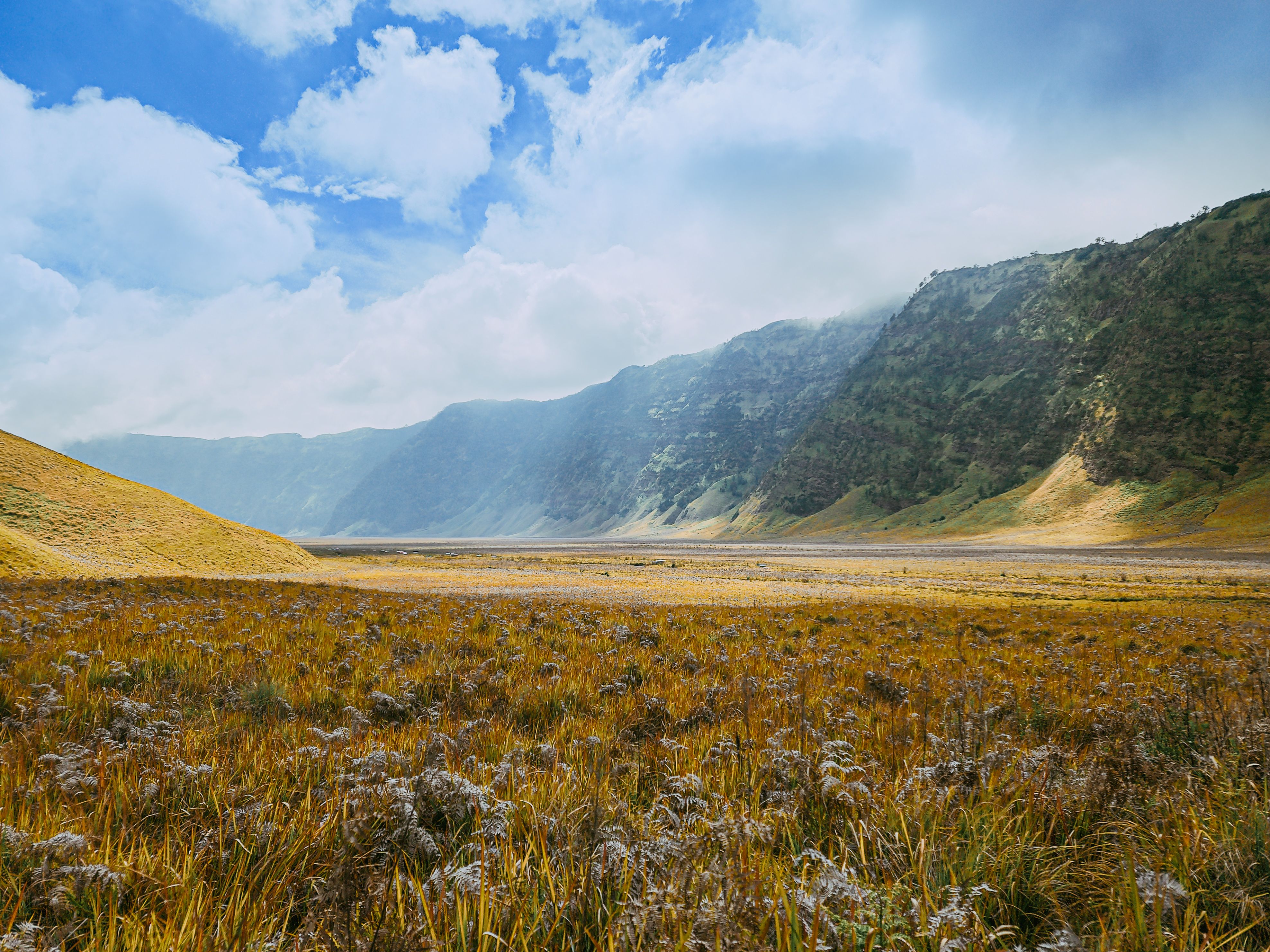 Enthralling Mountain Valley Landscape in Daylight · Free Stock Photo