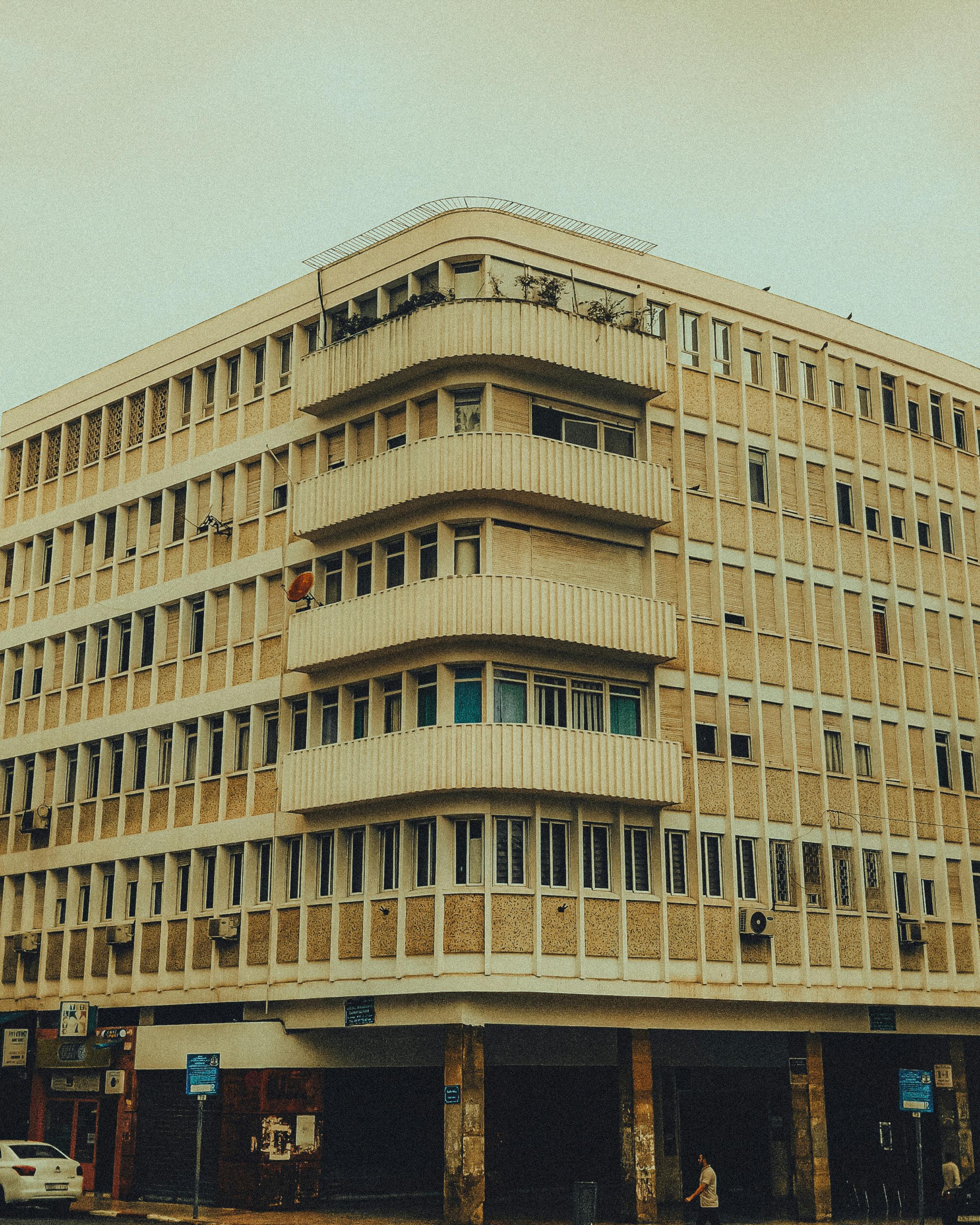 Urban Architecture of Mid-Century Modern Building · Free Stock Photo