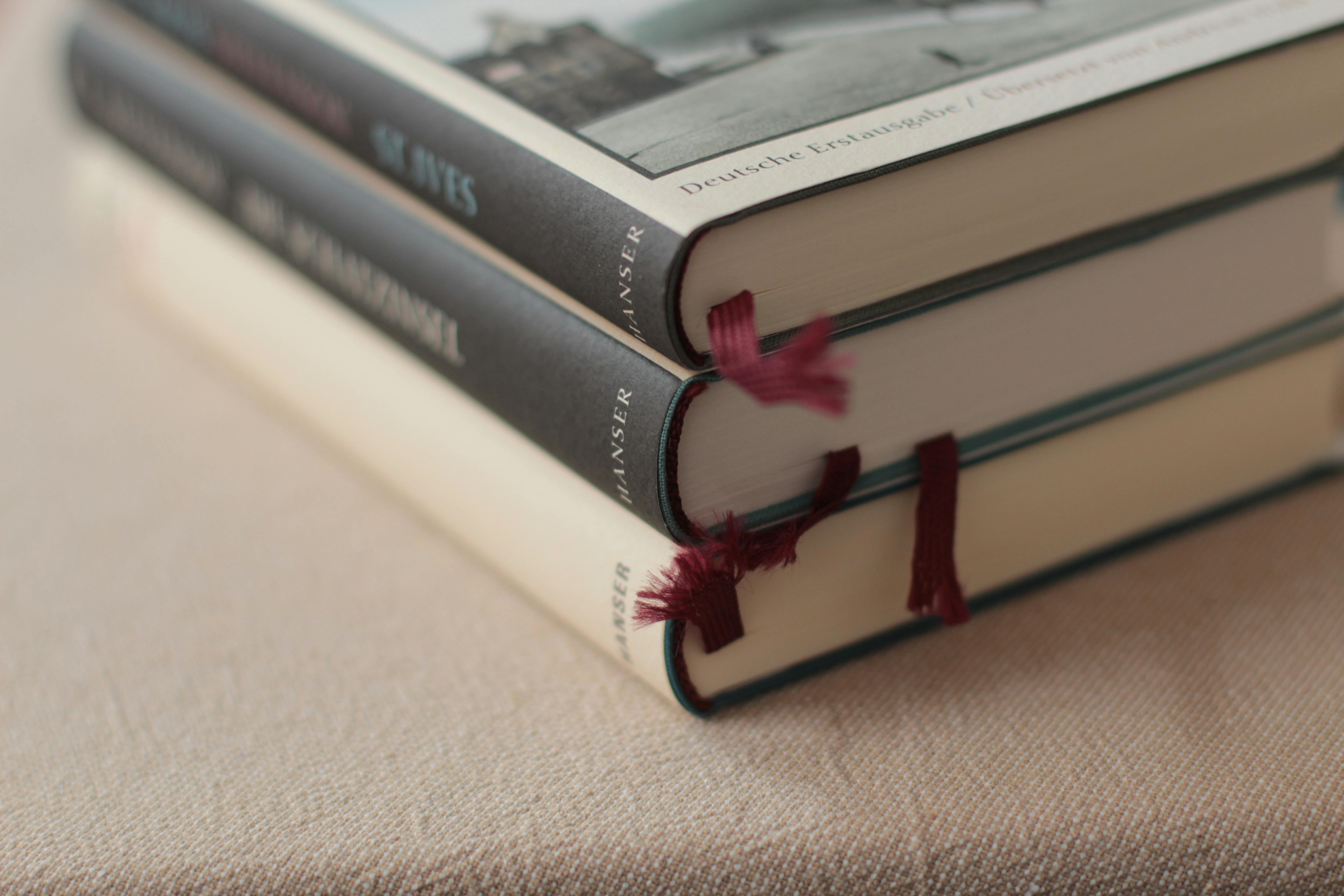 Pile De Livres Avec Des Signets Sur Une Table · Photo gratuite