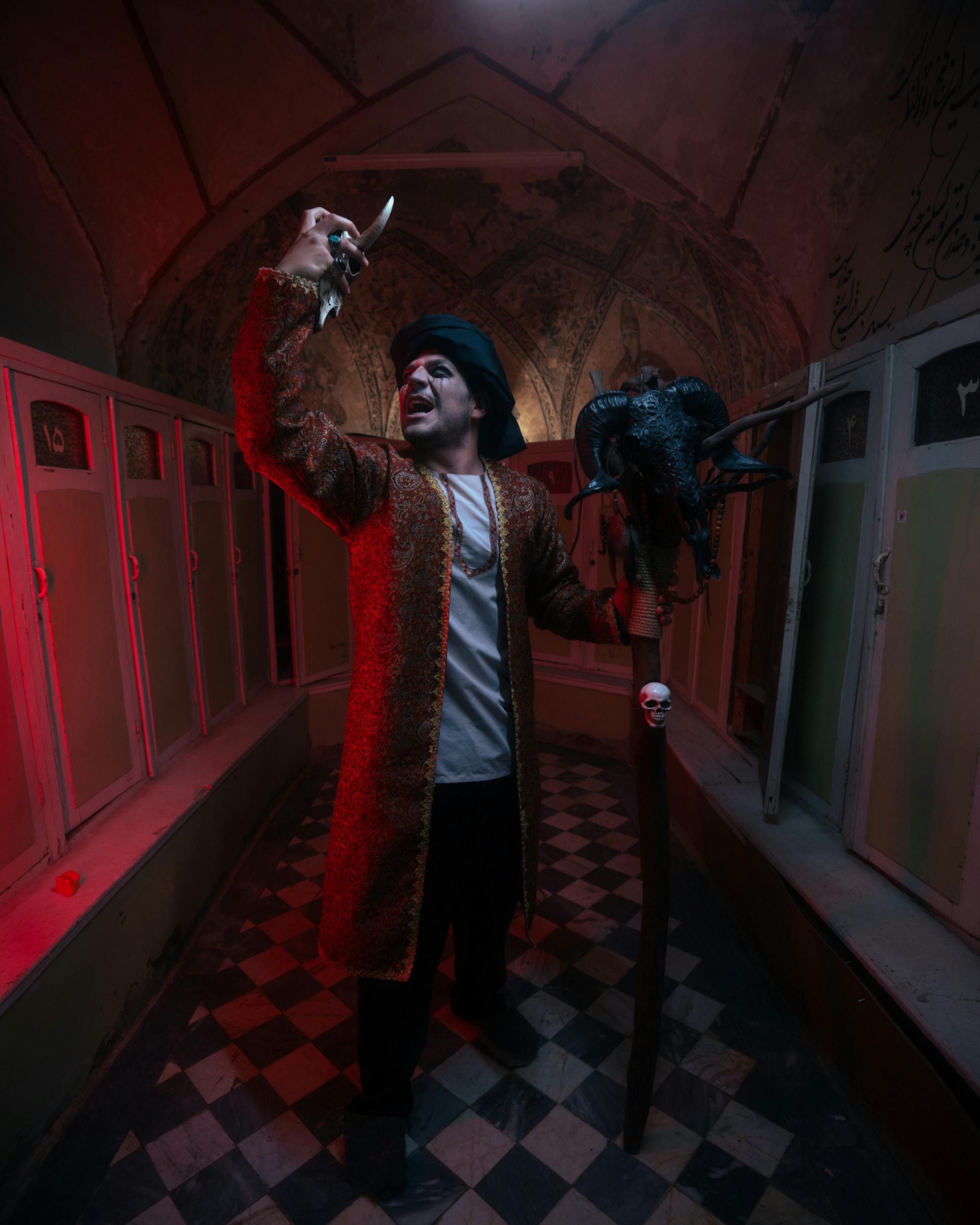 Performance Dramática De Figurino Em Cenário Histórico · Foto ...