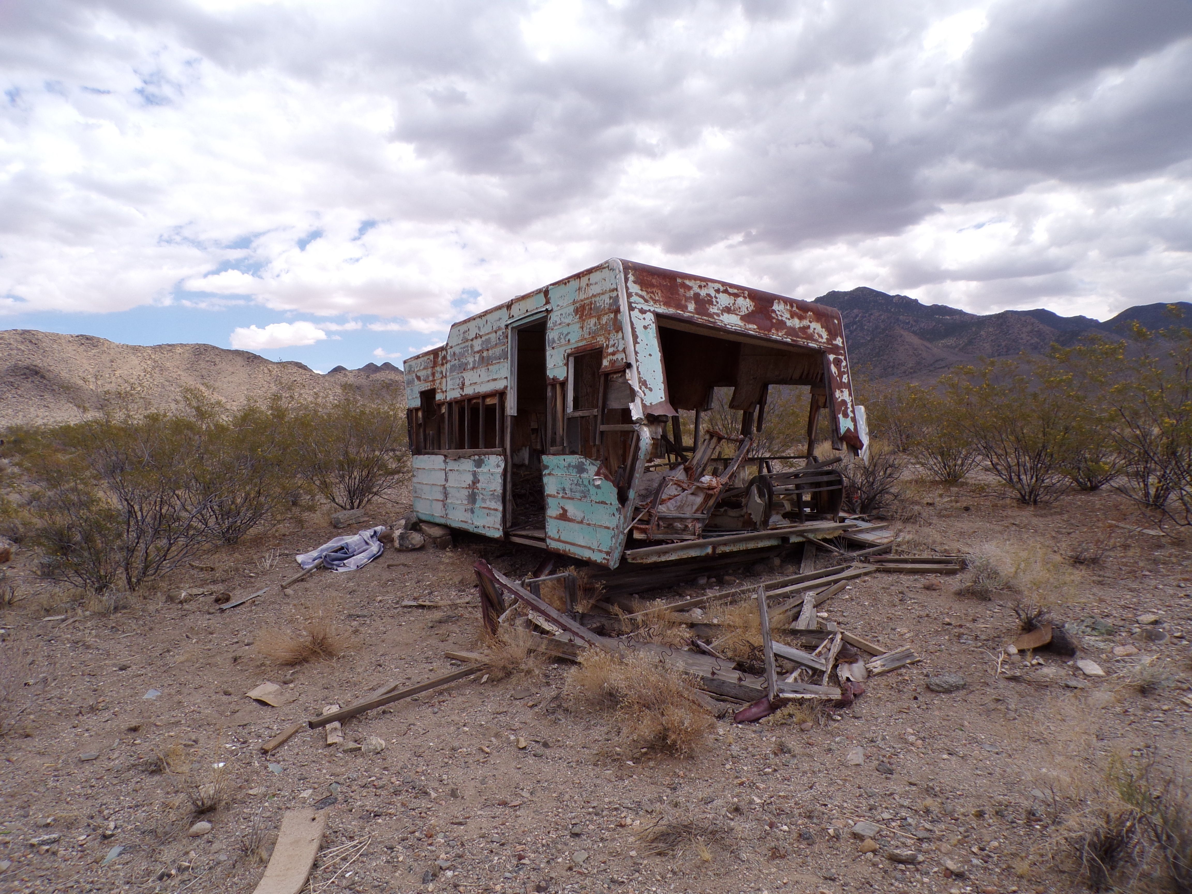 Abandoned Trailer in Arizona Desert Landscape · Free Stock Photo