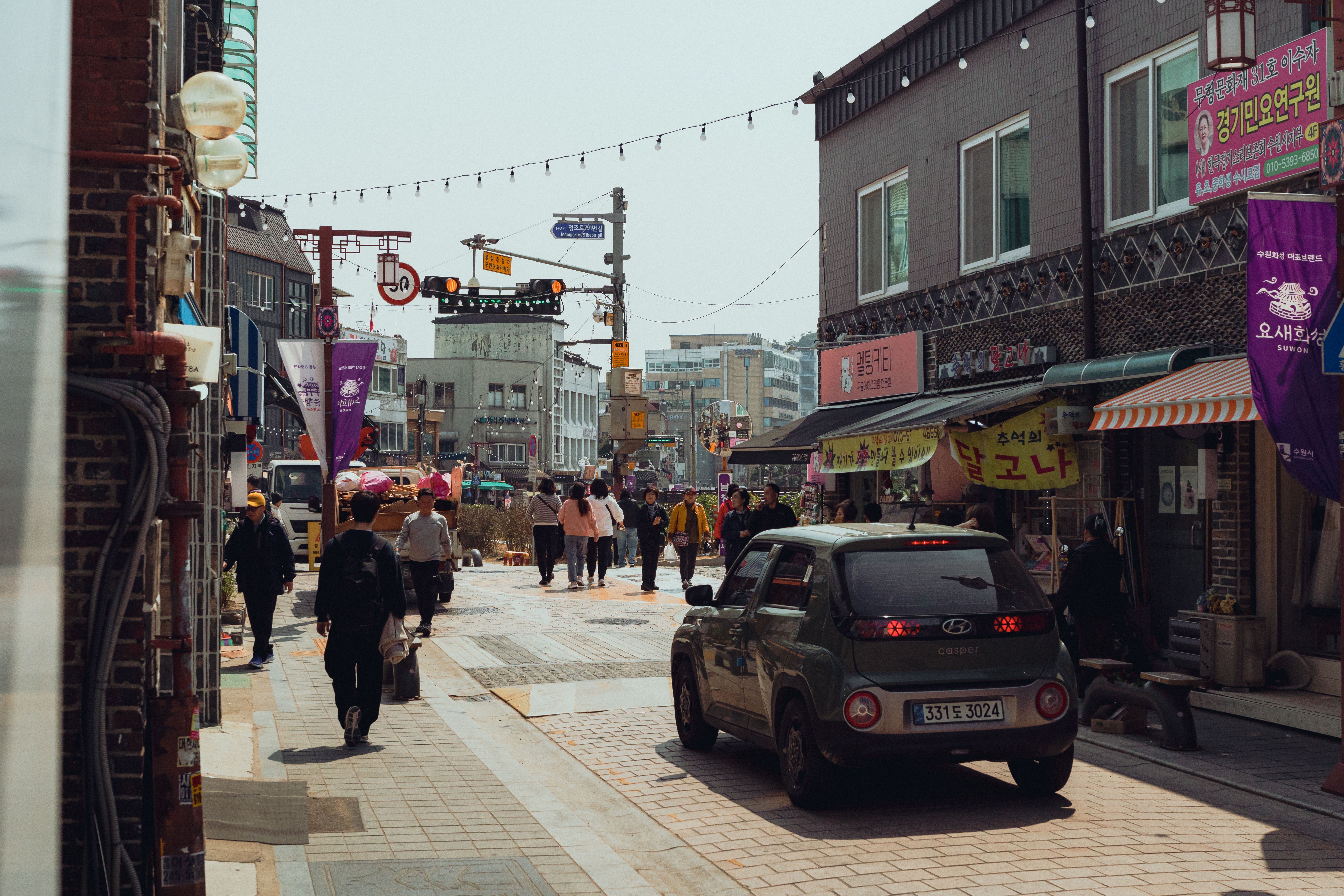 Vibrant Spring Street Scene in Suwon, South Korea · Free Stock Photo
