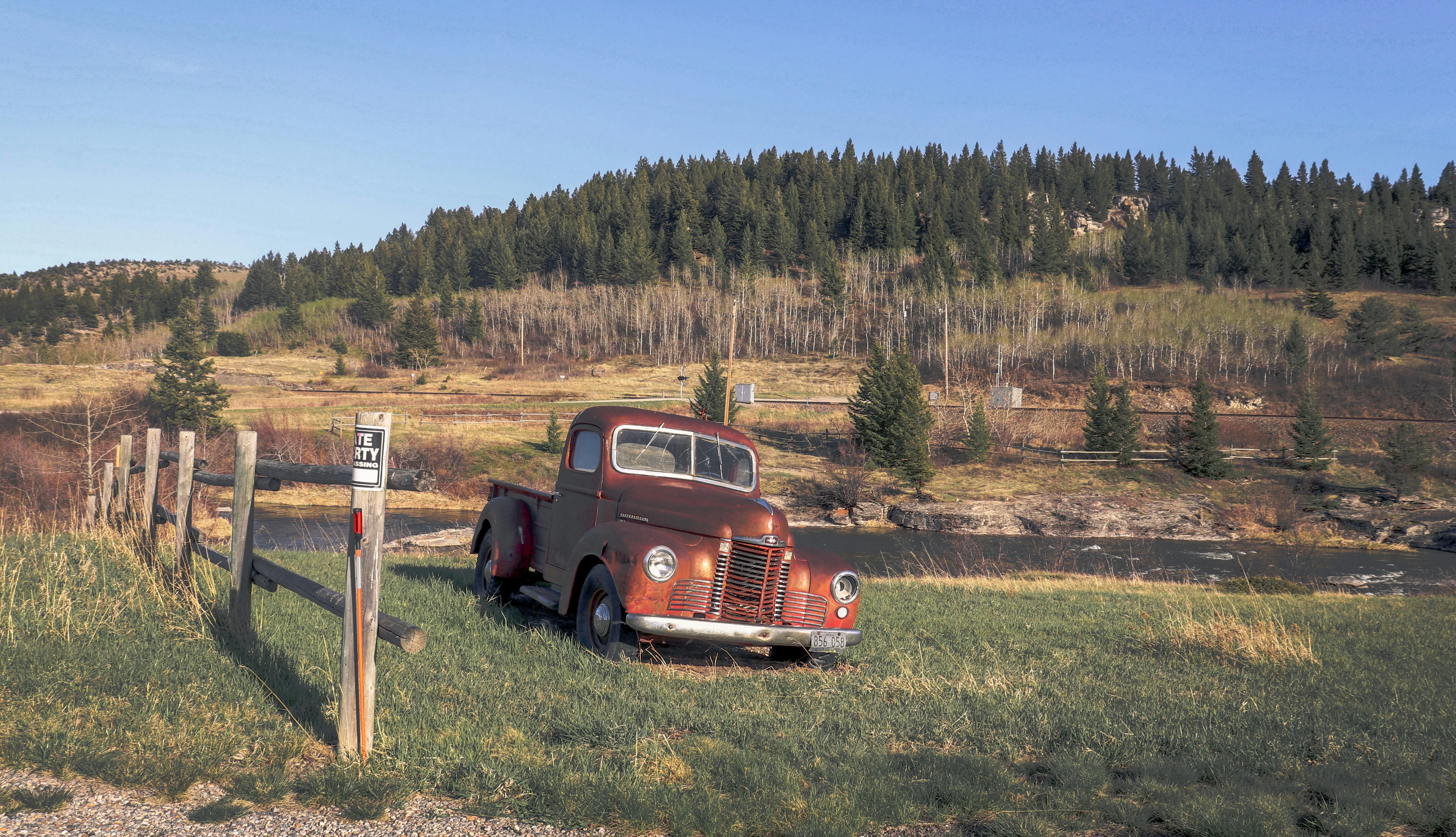 Rustic Old Truck in Scenic Countryside · Free Stock Photo