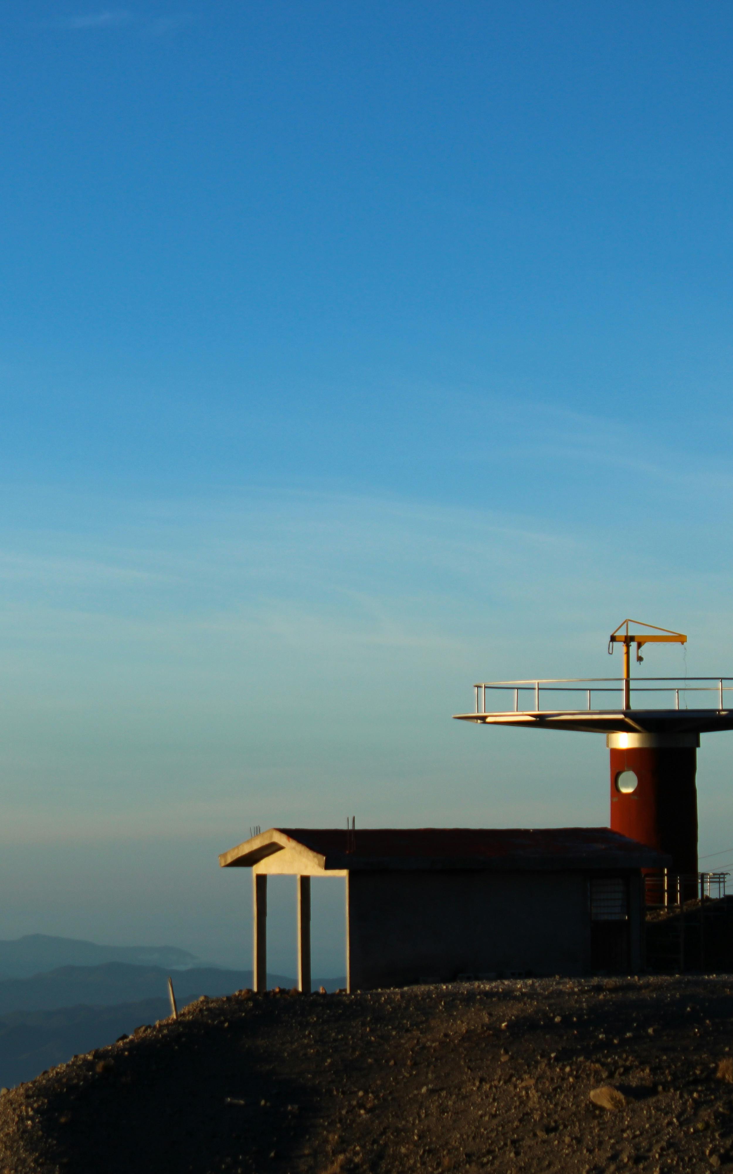 Estructura En La Cima De Una Colina Con Plataforma De Observación Al ...