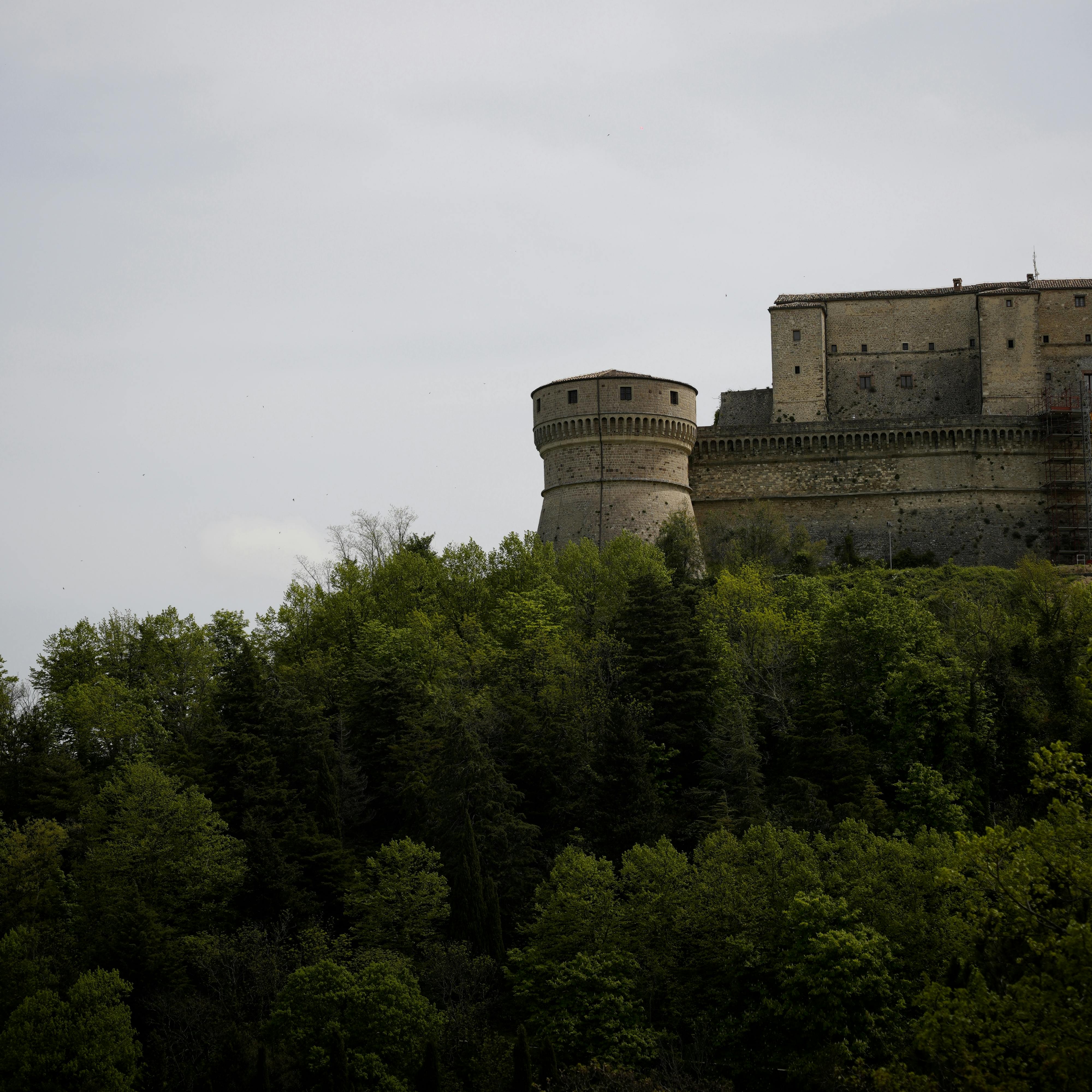 Majestuosa Vista Del Castillo De San Leo En Italia · Foto de stock gratuita
