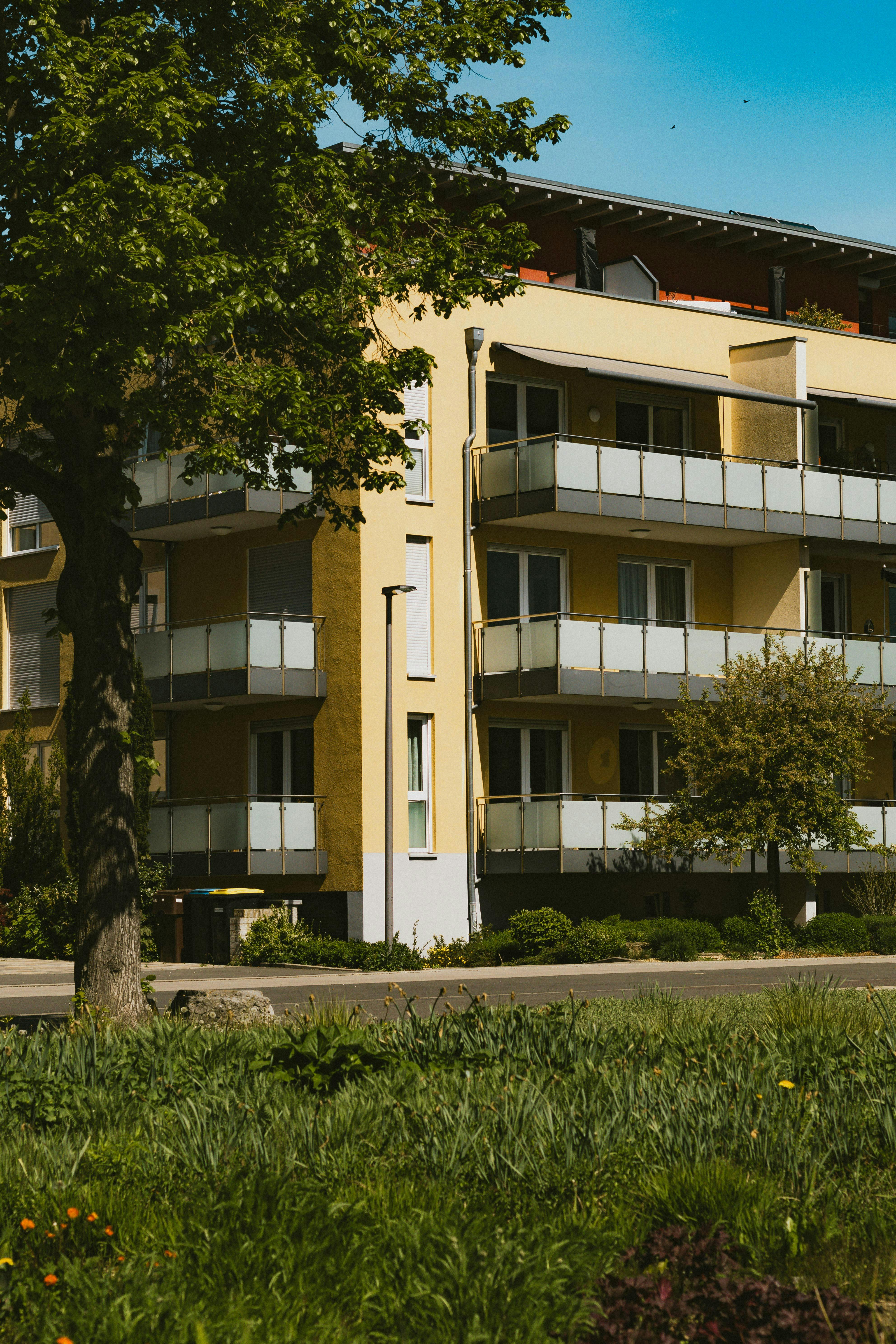 Sunny Exterior of Le Salon Coiffeur in Cannes · Free Stock Photo