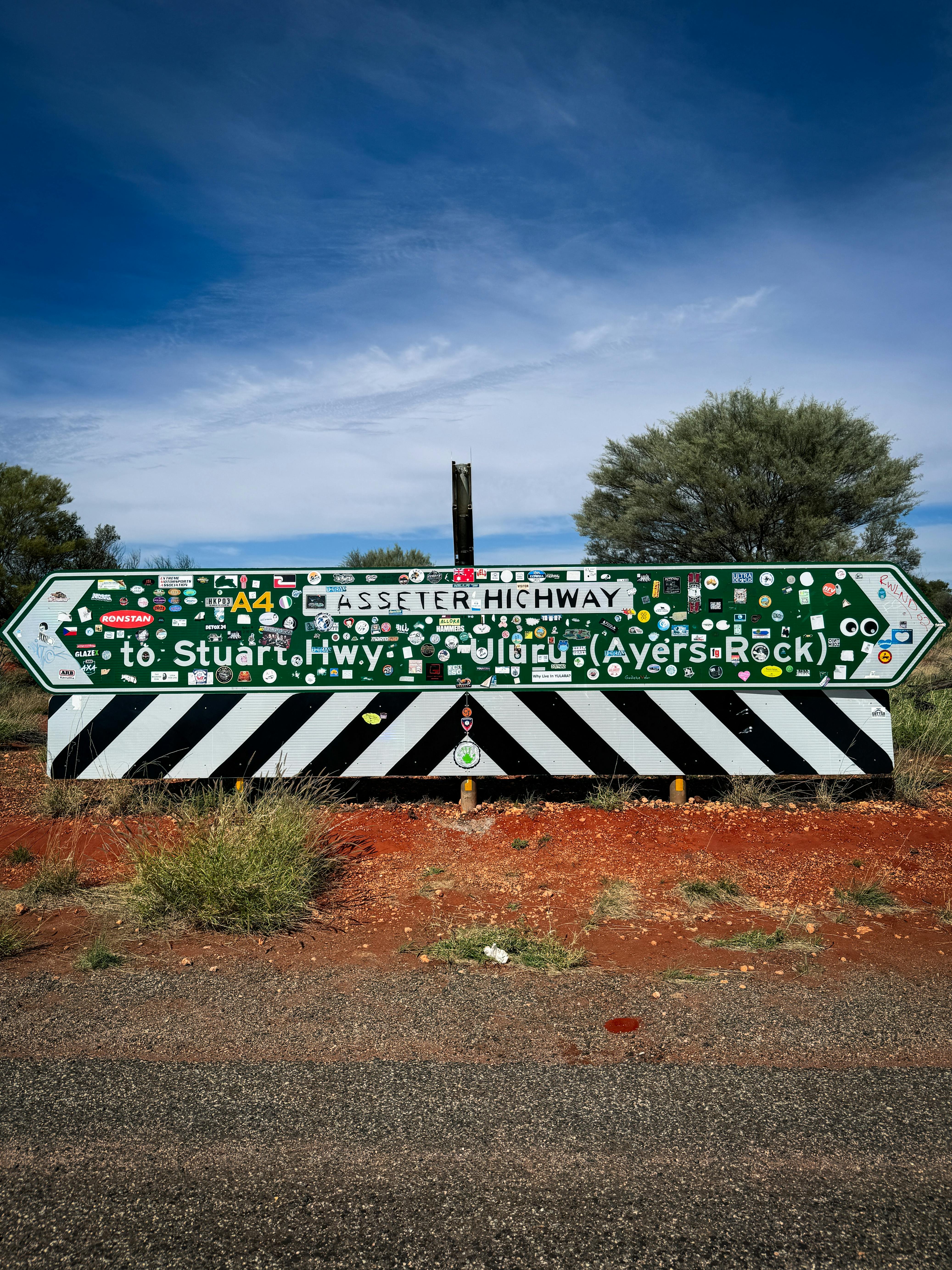Placa De Sinalização Da Rodovia Lasseter Na Austrália Central · Foto ...