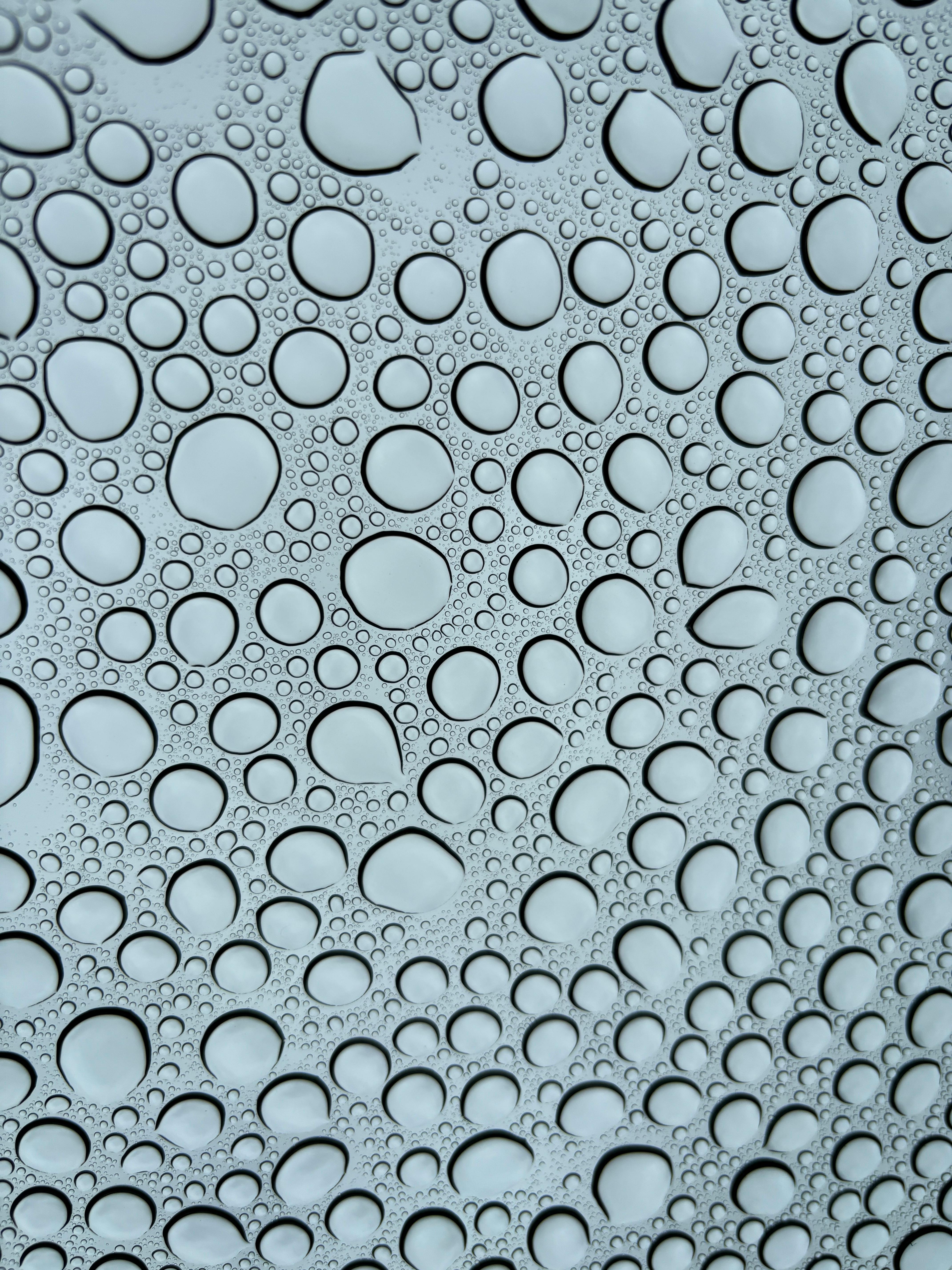 Close Up Van Waterdruppels Op Het Glasoppervlak · Gratis stockfoto