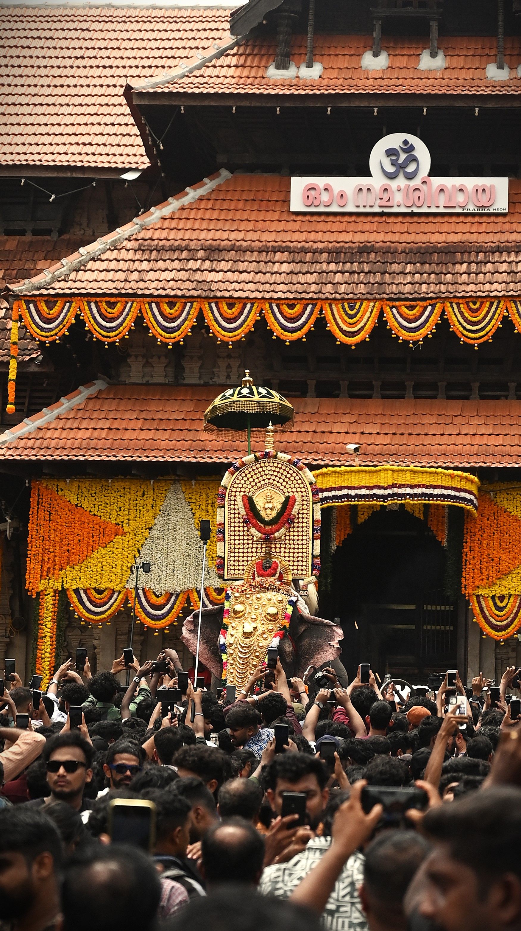 Elefante Cercado Por Pessoas Saindo Do Templo Vadakkumnathan Como Parte ...