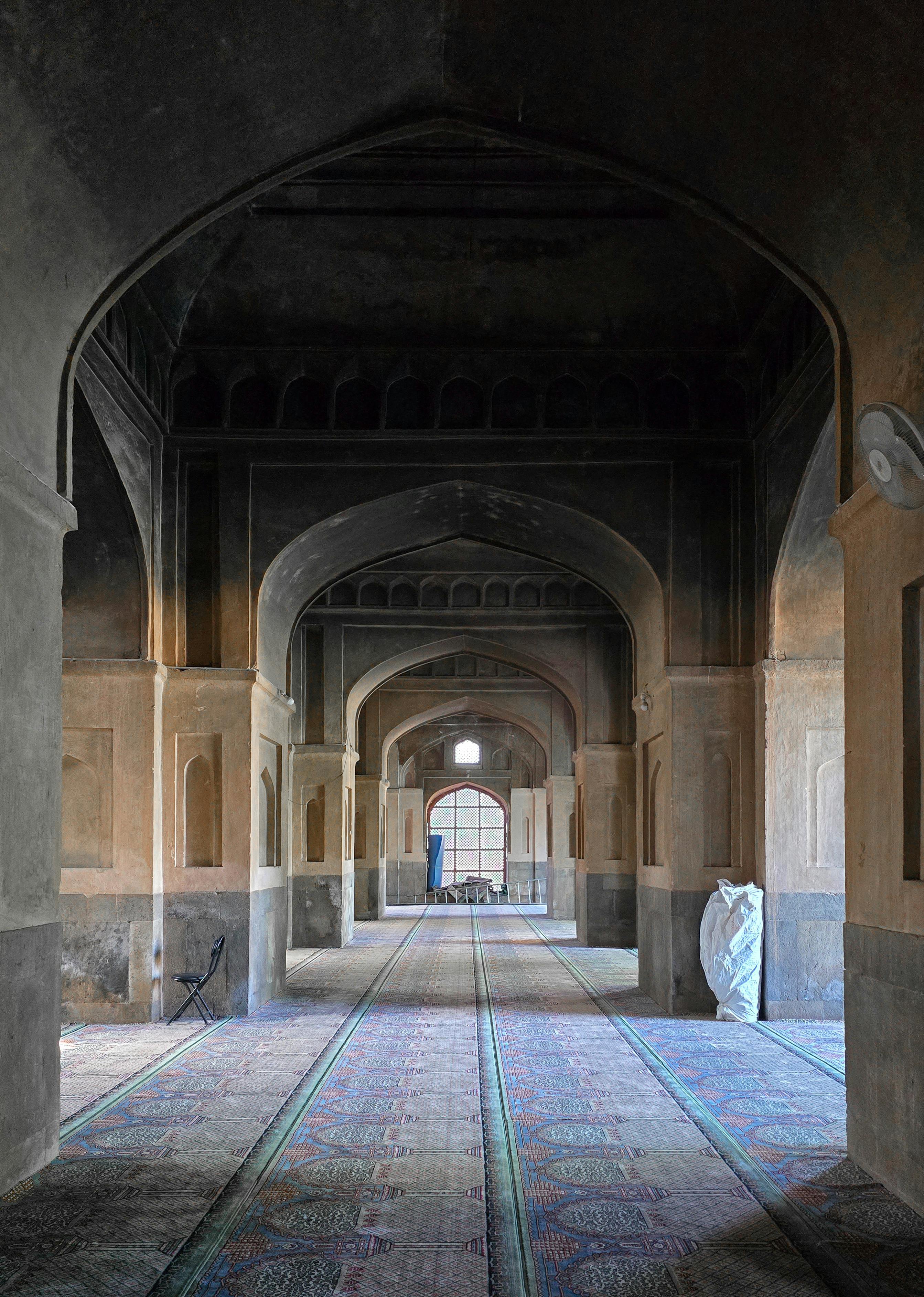Majestic Architectural Corridor with Arches · Free Stock Photo