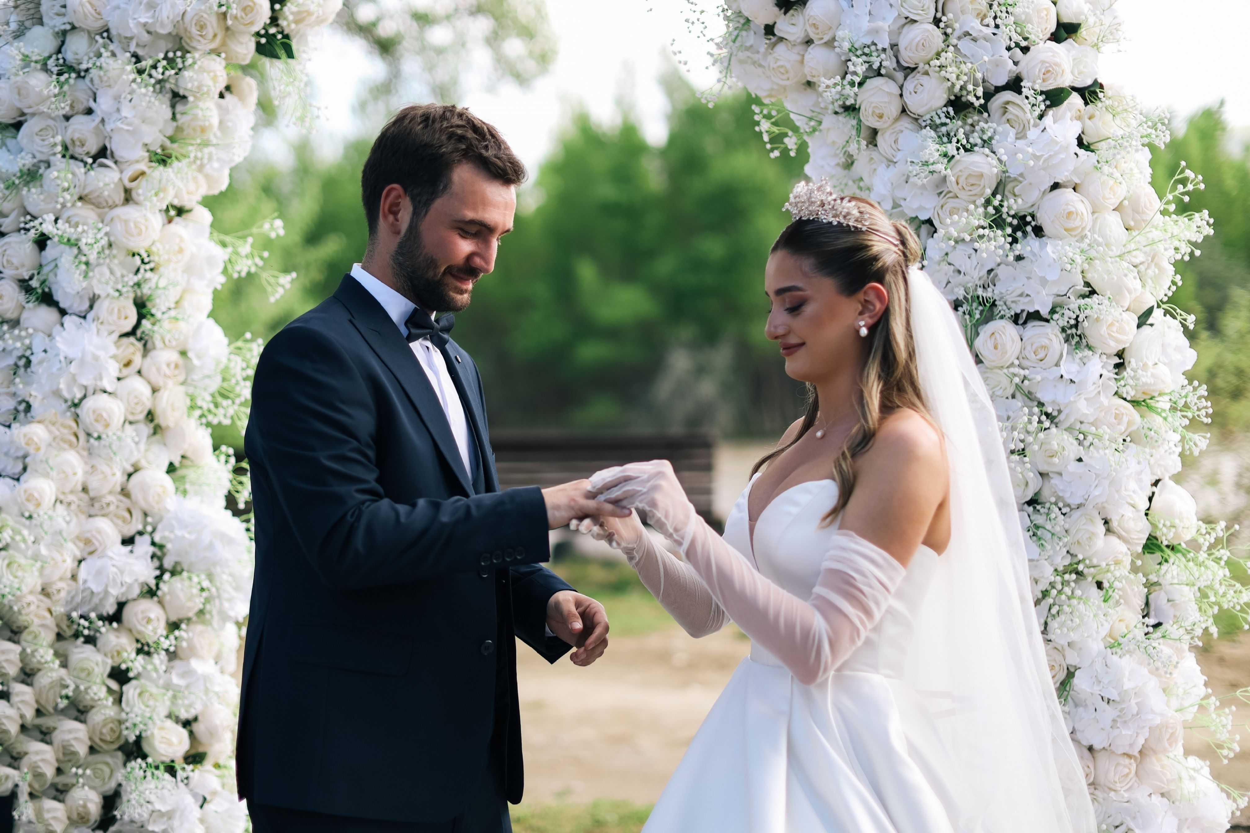 Elegant Outdoor Wedding Ceremony with Floral Arch · Free Stock Photo