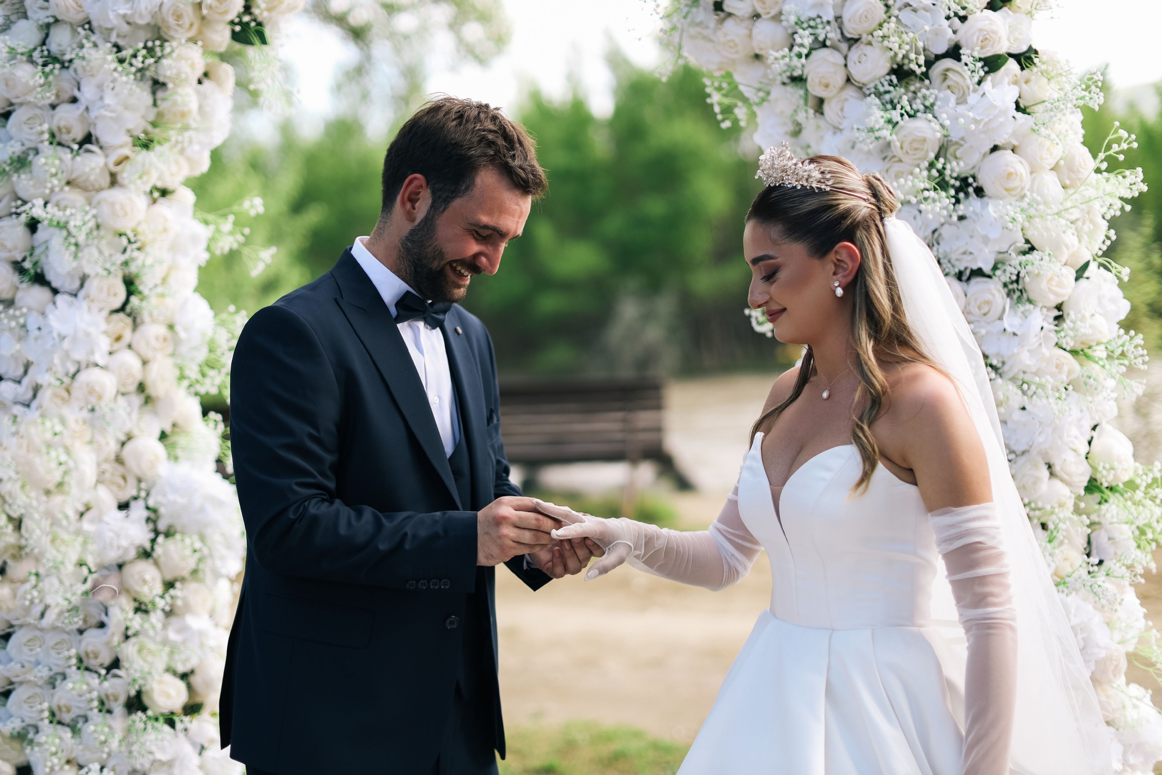 Elegant Outdoor Wedding Ceremony with Bride and Groom · Free Stock Photo