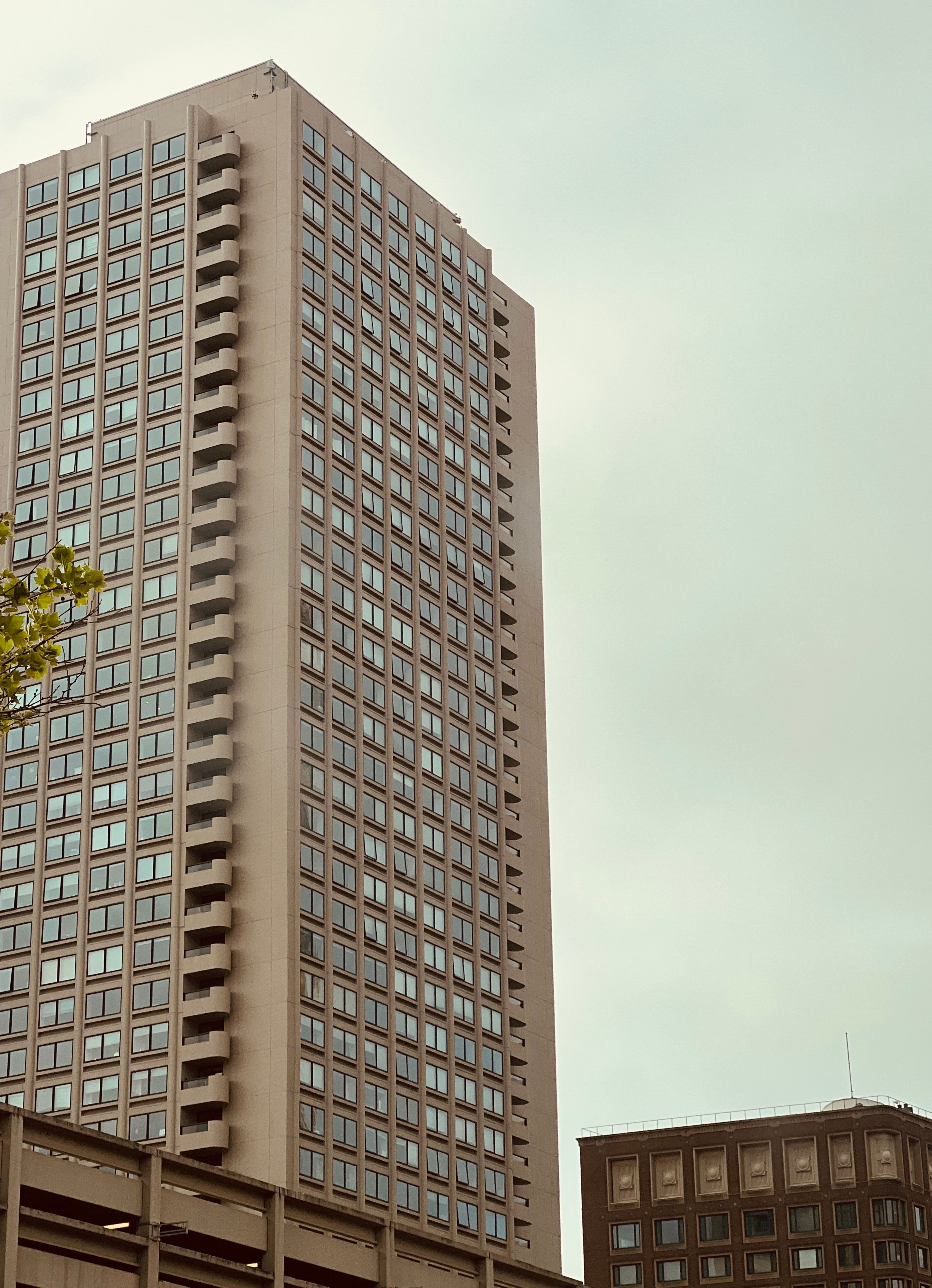 Modern High-Rise Building in Urban Setting · Free Stock Photo