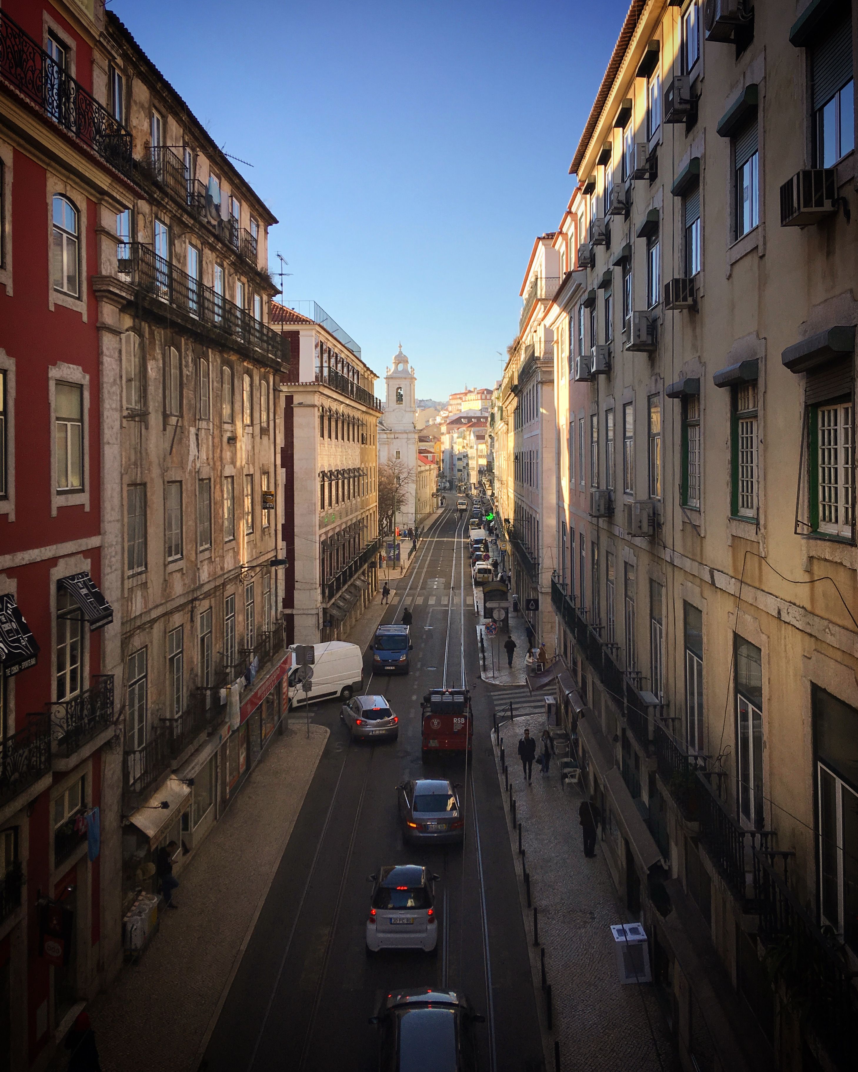 Vista De Cima Das Movimentadas Ruas Do Centro Histórico De Lisboa ...