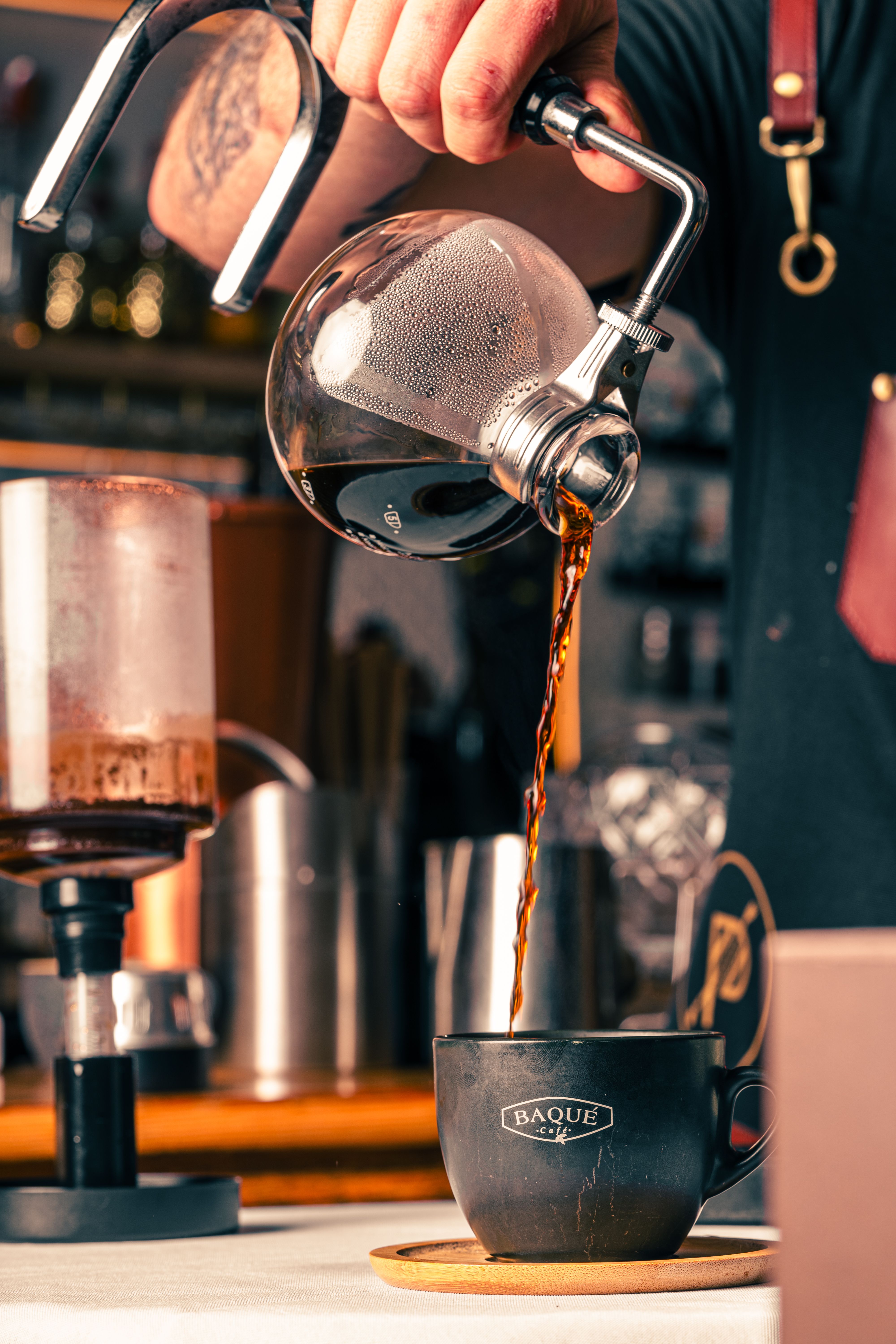 Barista Sirviendo Café Recién Hecho En Una Taza · Foto de stock gratuita