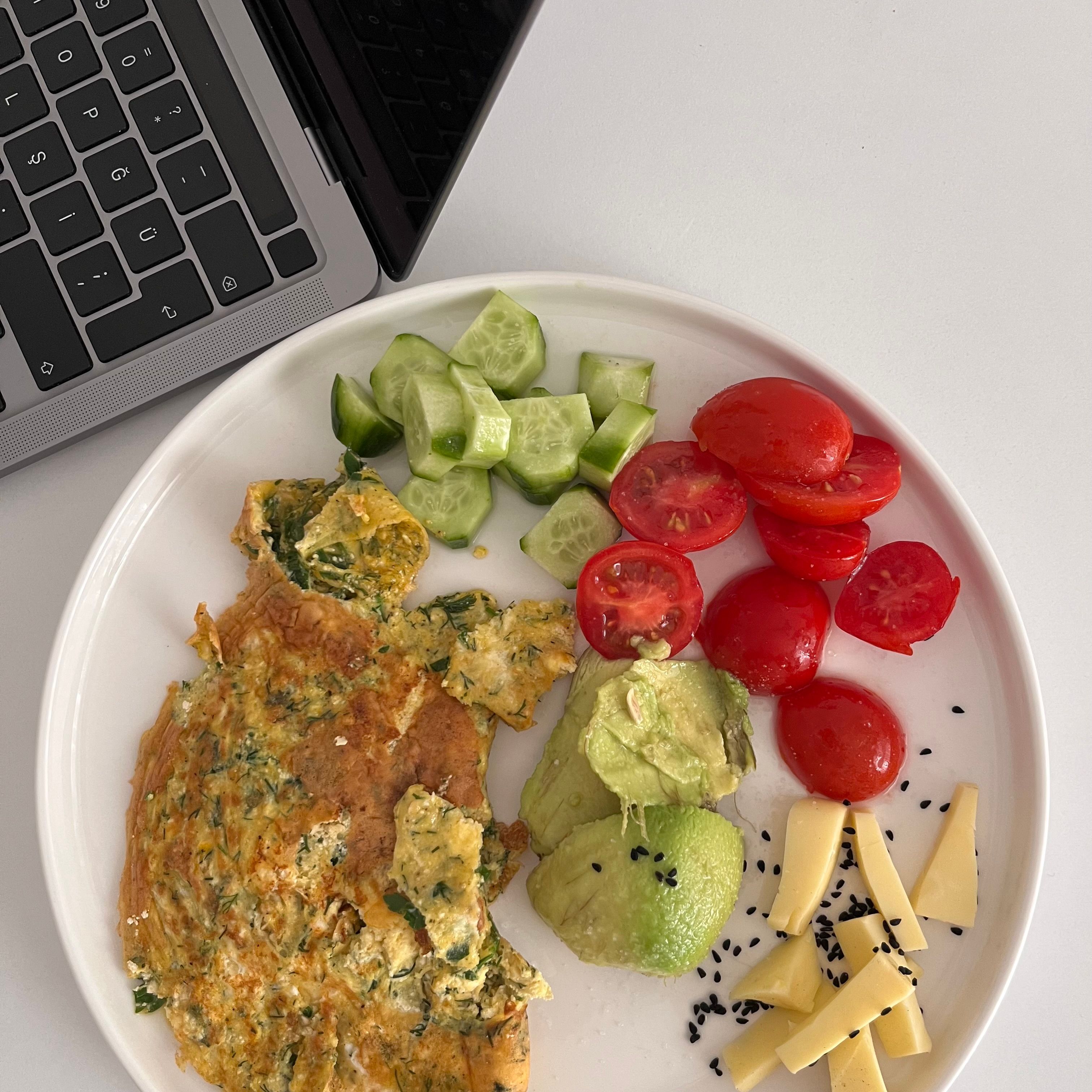 Healthy Breakfast Plate with Omelette and Vegetables · Free Stock Photo