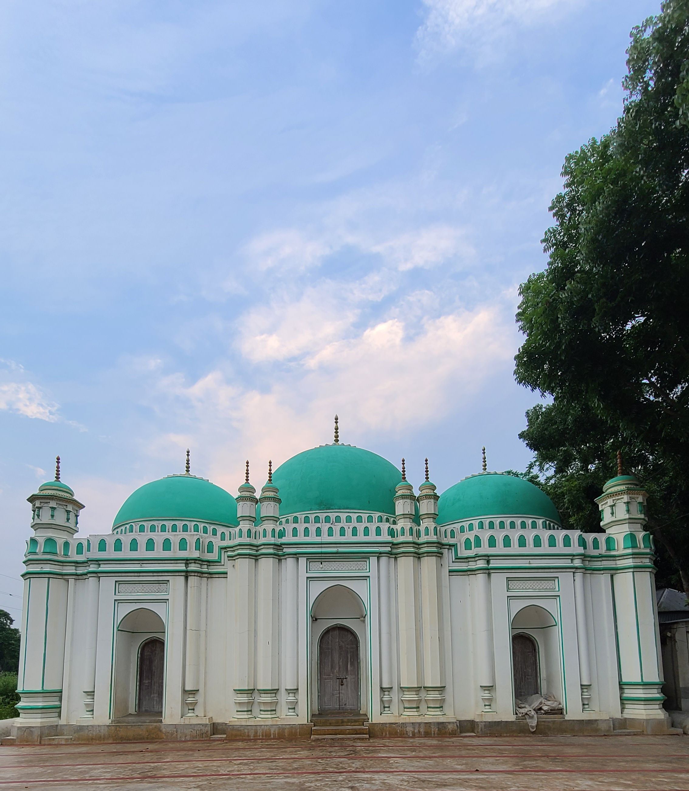 Beautiful Islamic Architecture with Green Domes · Free Stock Photo