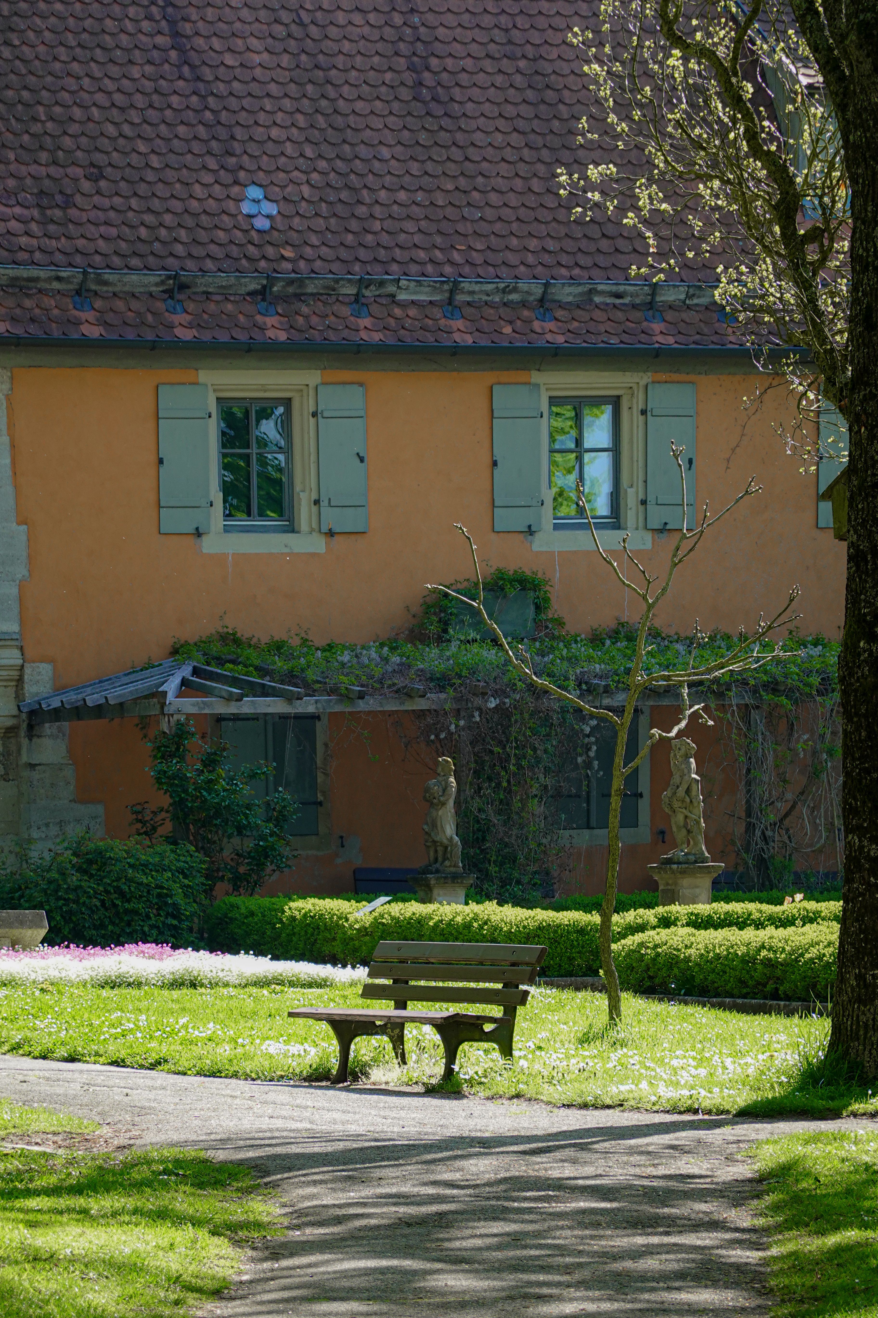 Charming City Garden with Historical Building · Free Stock Photo