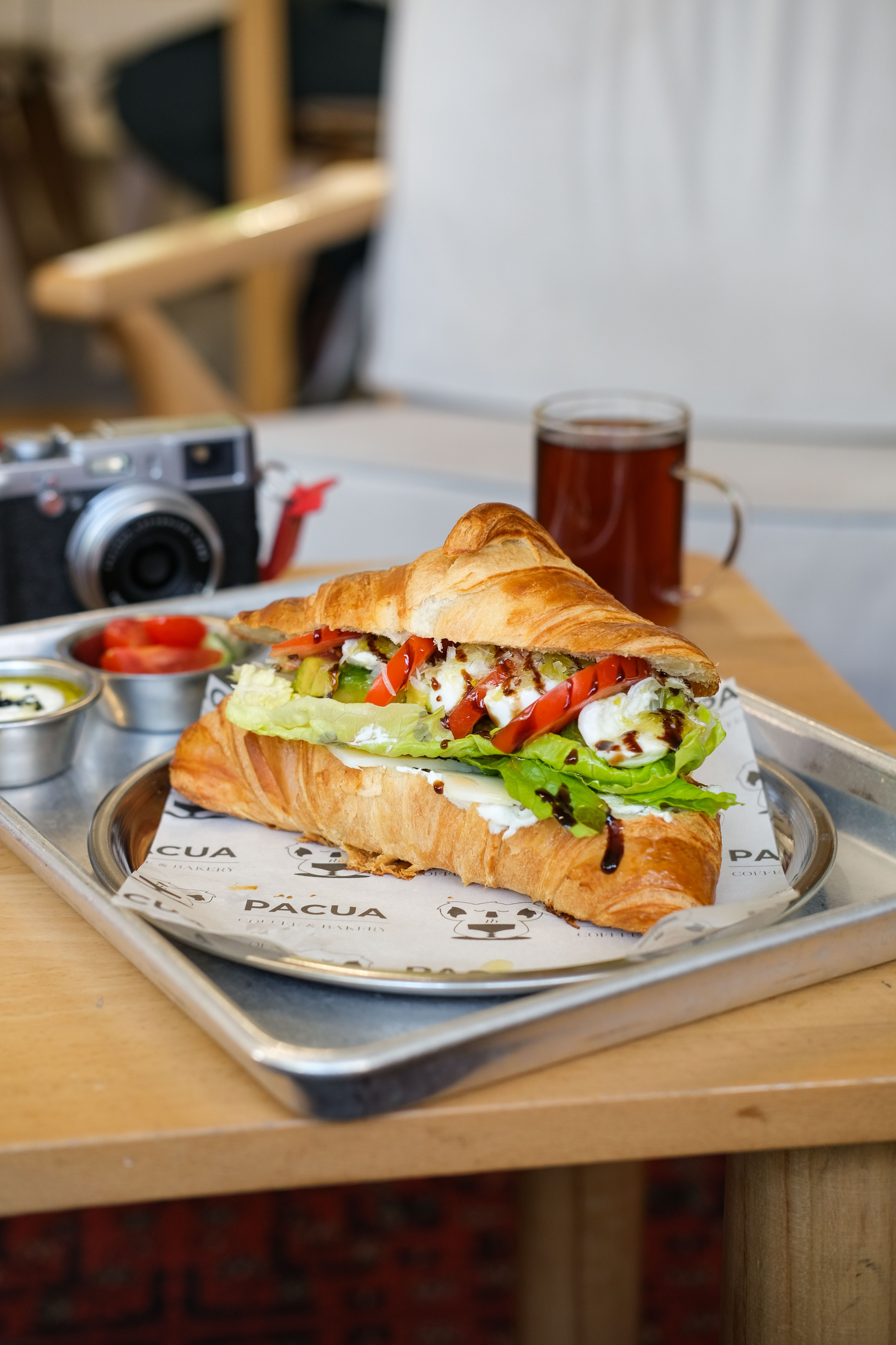 Delicioso Sándwich De Croissant En Una Bandeja En Una Cafetería · Foto ...