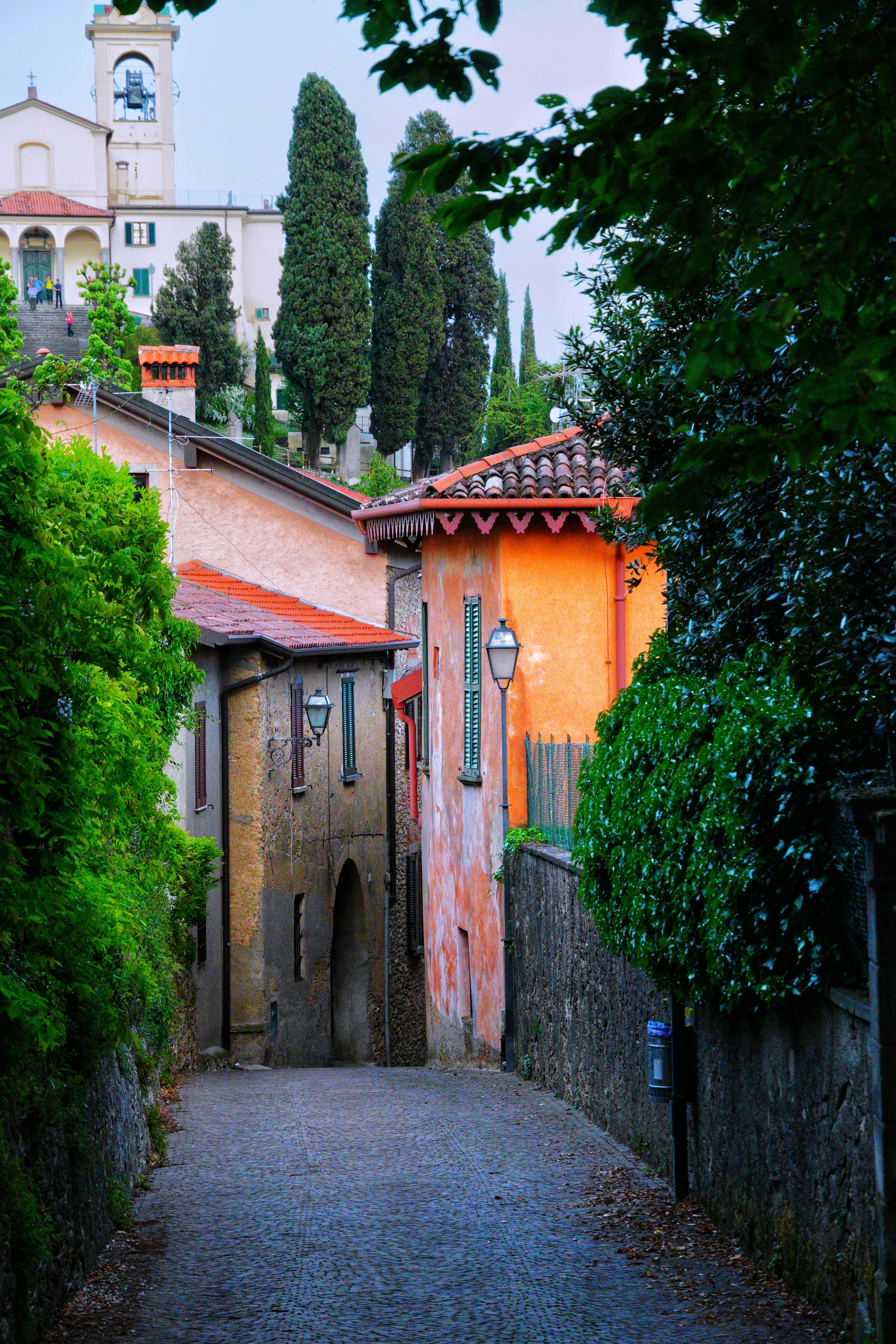 Charming Italian Alley with Vibrant Houses · Free Stock Photo