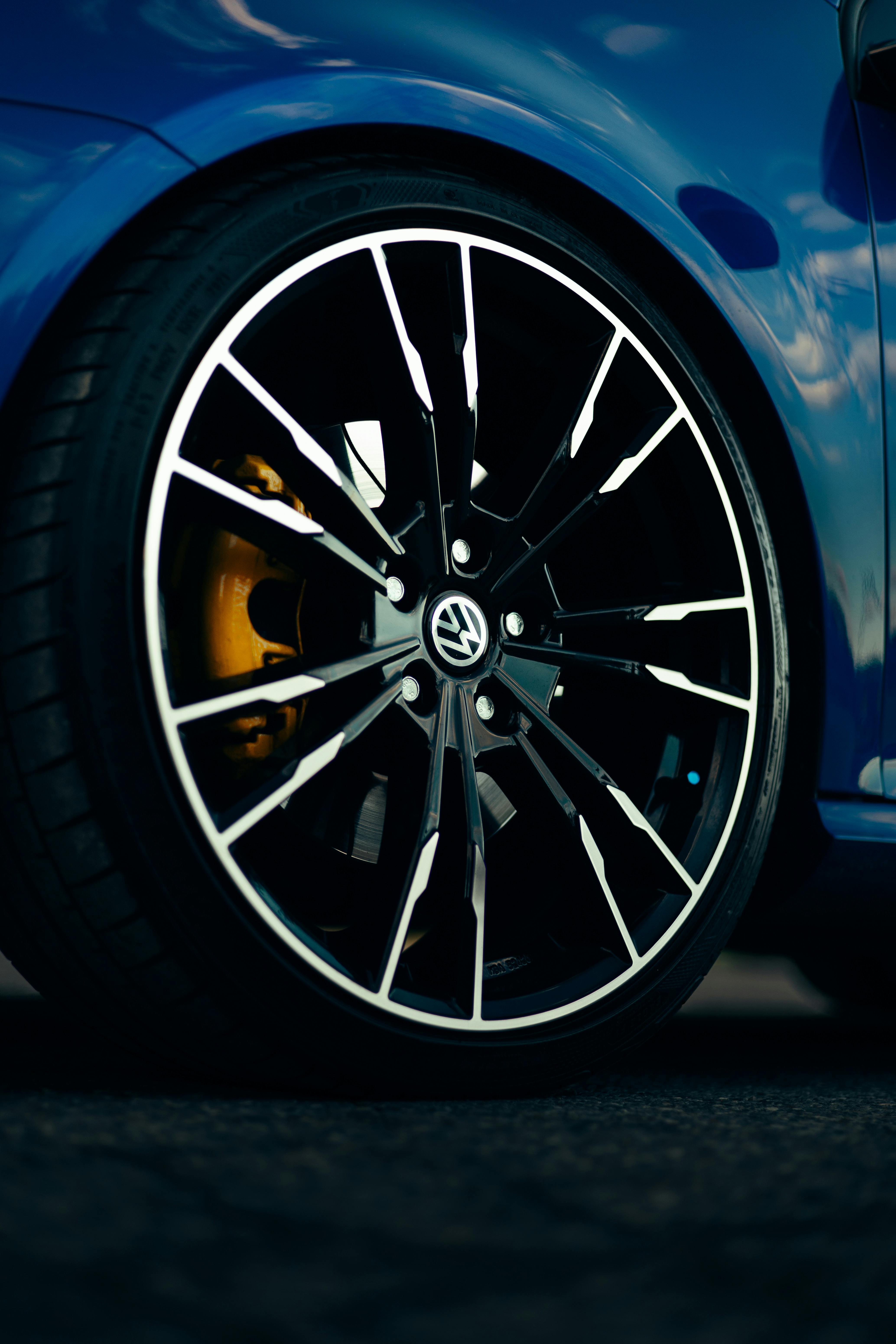 Close-Up of Stylish Alloy Wheel Rim · Free Stock Photo